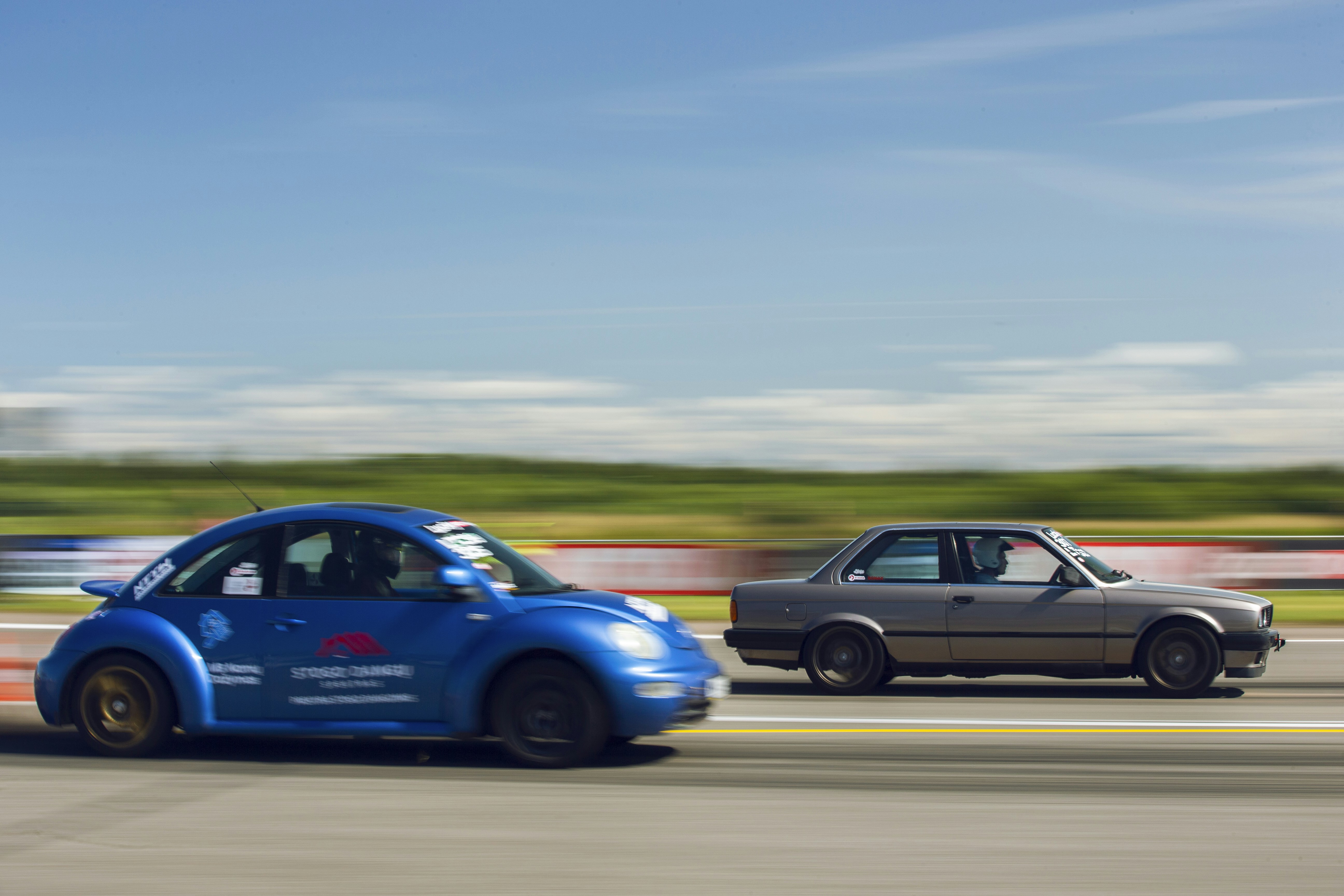 Blue Beetle vs Vintage Sedan: A Blur of Speed on the Track