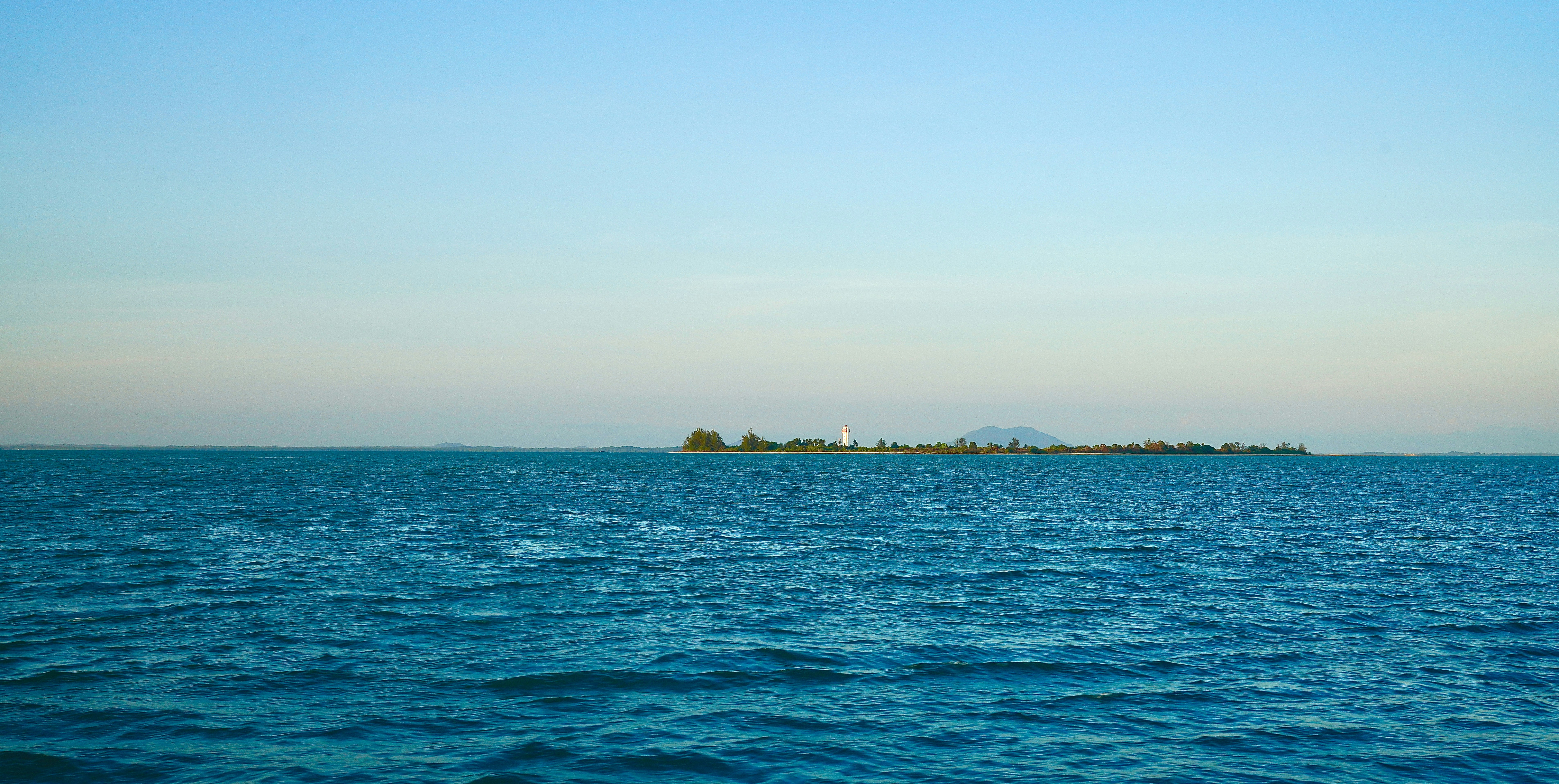 Horizon Island: A Calm Line Between Sea and Sky