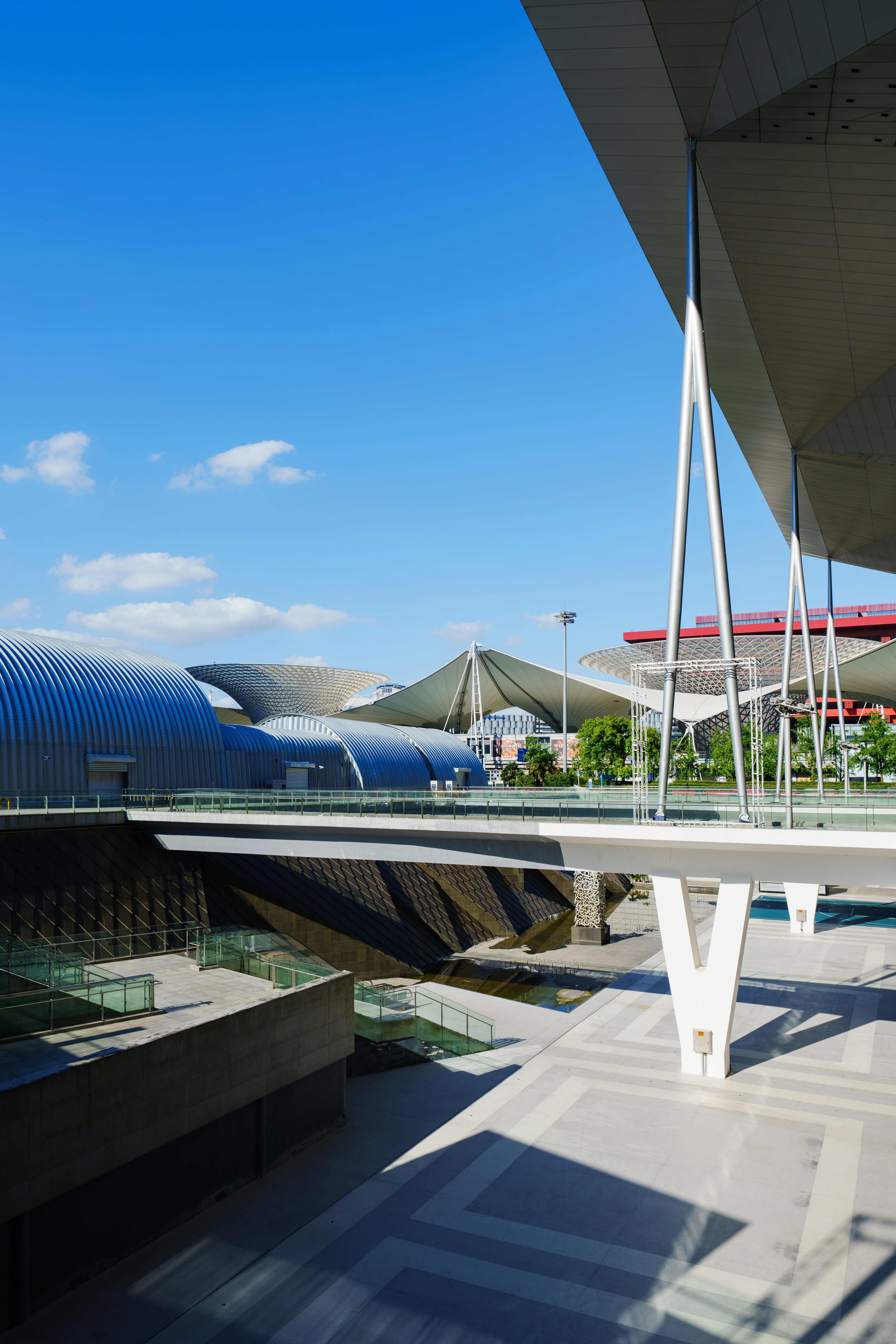 Architectural Horizon: A Modern Confluence of Steel and Sky
