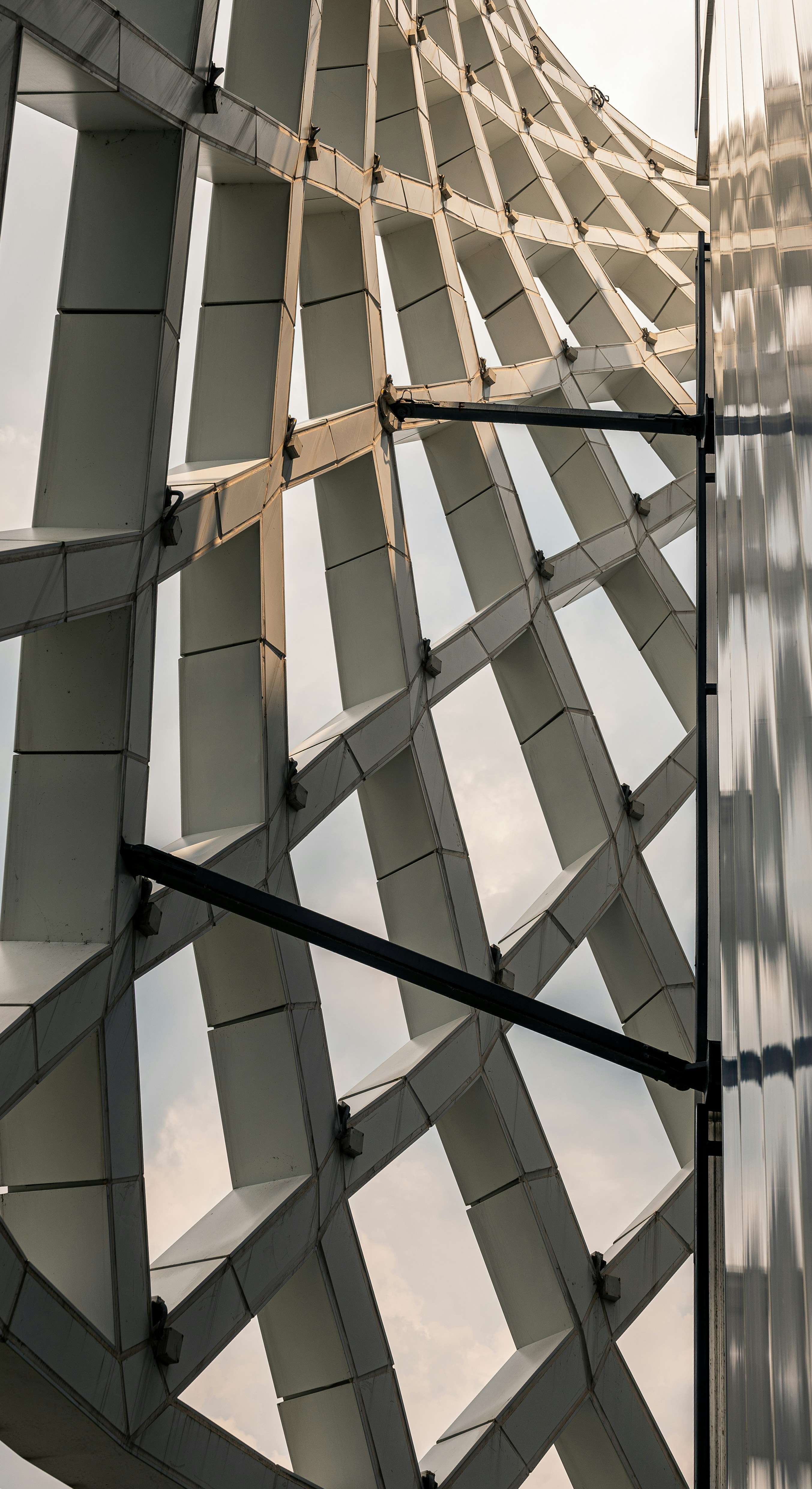 Architectural Lattice: Steel Ribs Framing a Skyward Leap
