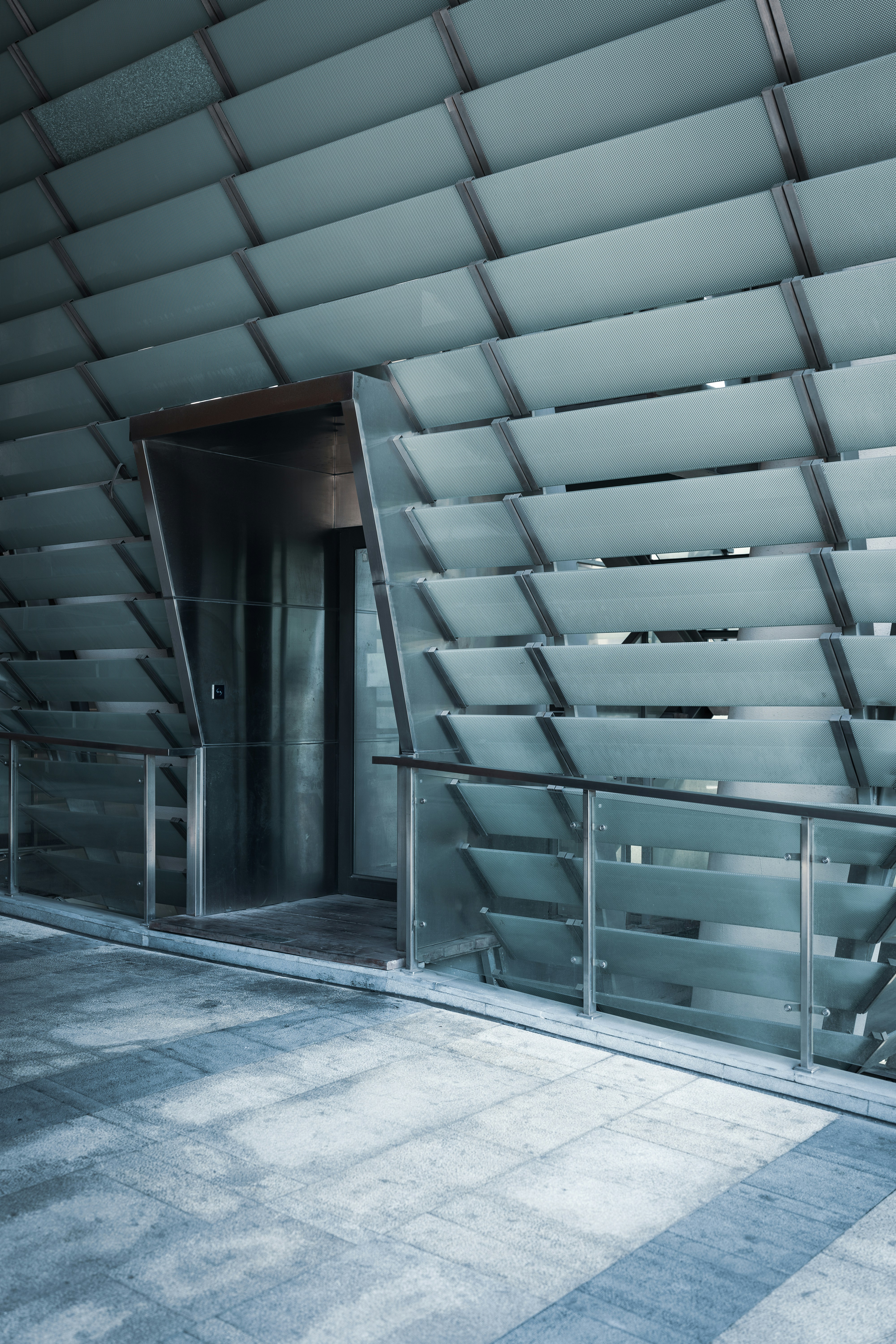 Angular Facade: A Walkable Bridge Between Metal Shading and Light