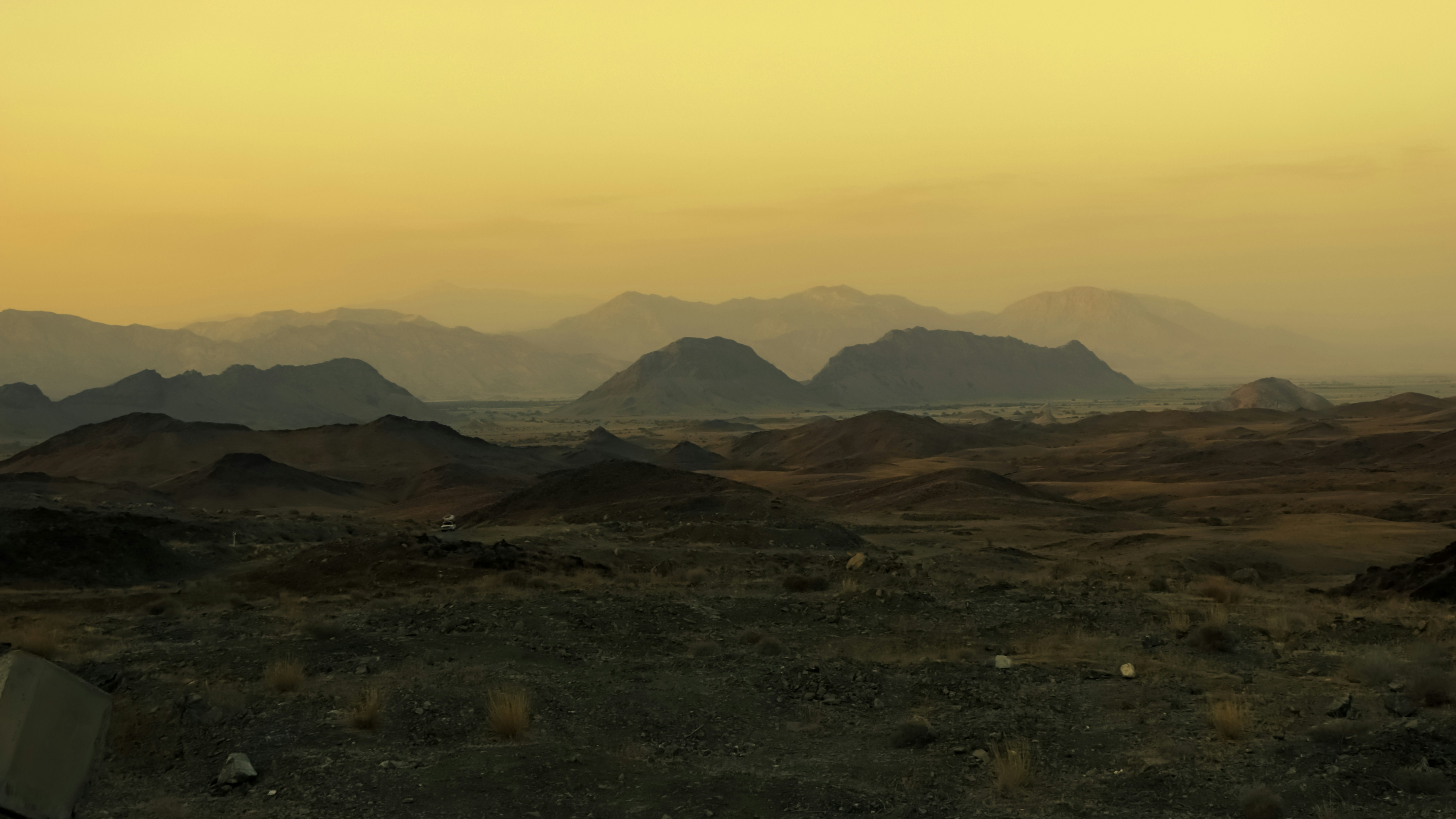 Dusty Horizon: Silent Ridges Beyond the Rim