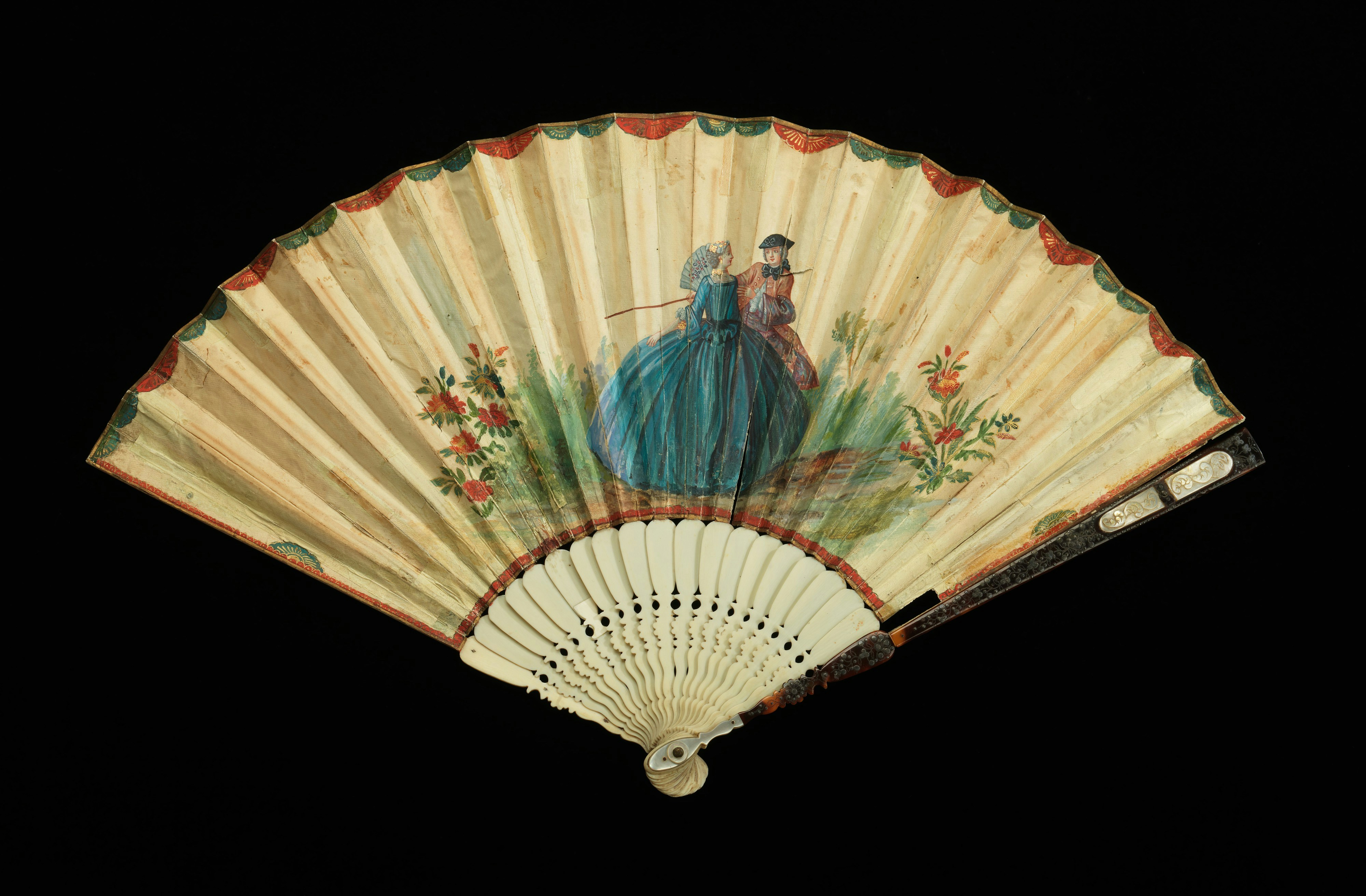 Elegant Silk Fan with Romantic Couple Scene
