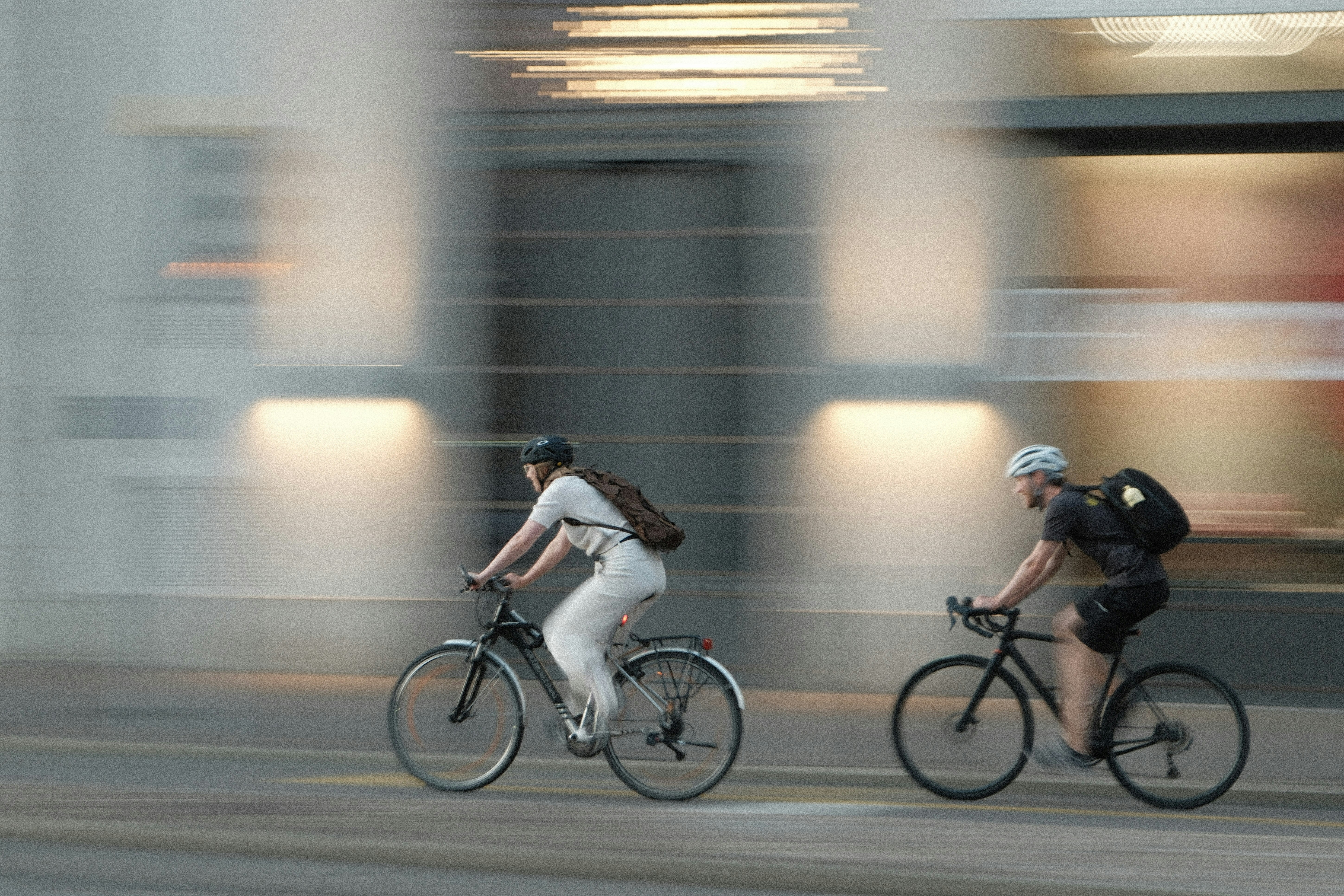 Two Cyclists in Motion: a Blurred Urban Chase