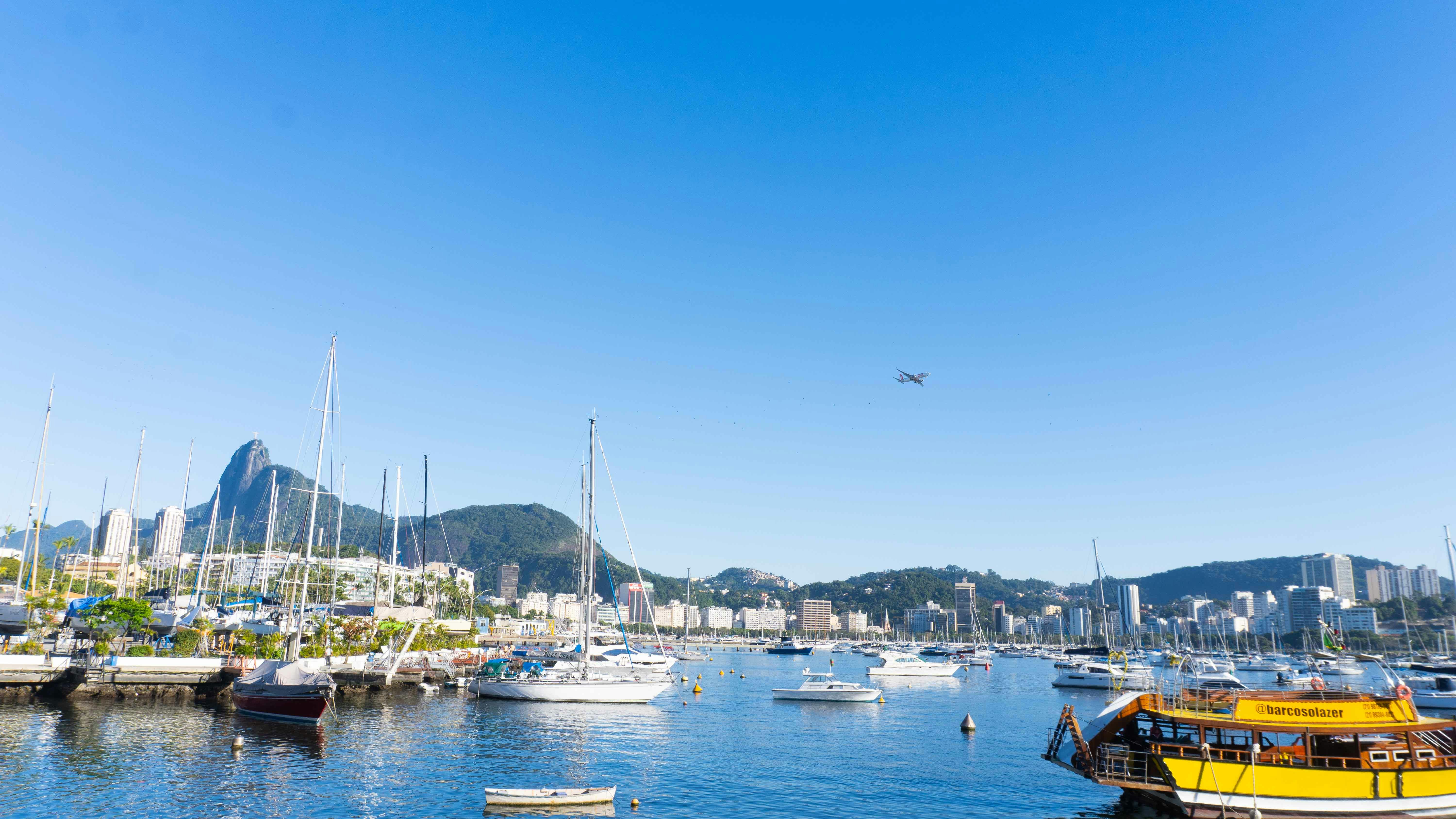 Harbor Mirage: A Coastal Cityunfolds Under a Clear Sky