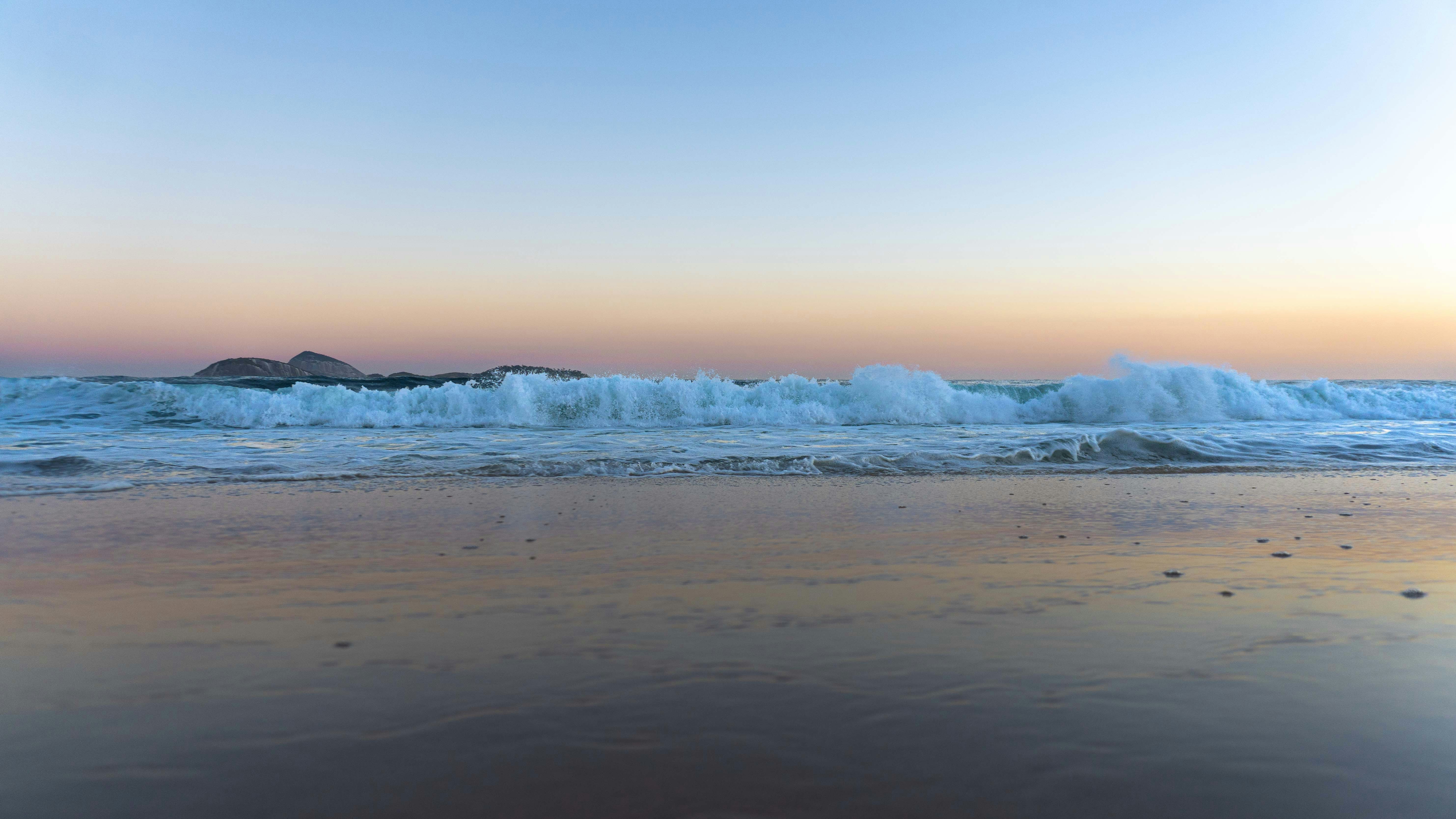 Along the Quiet Tides: Dusk at the Calm Shore