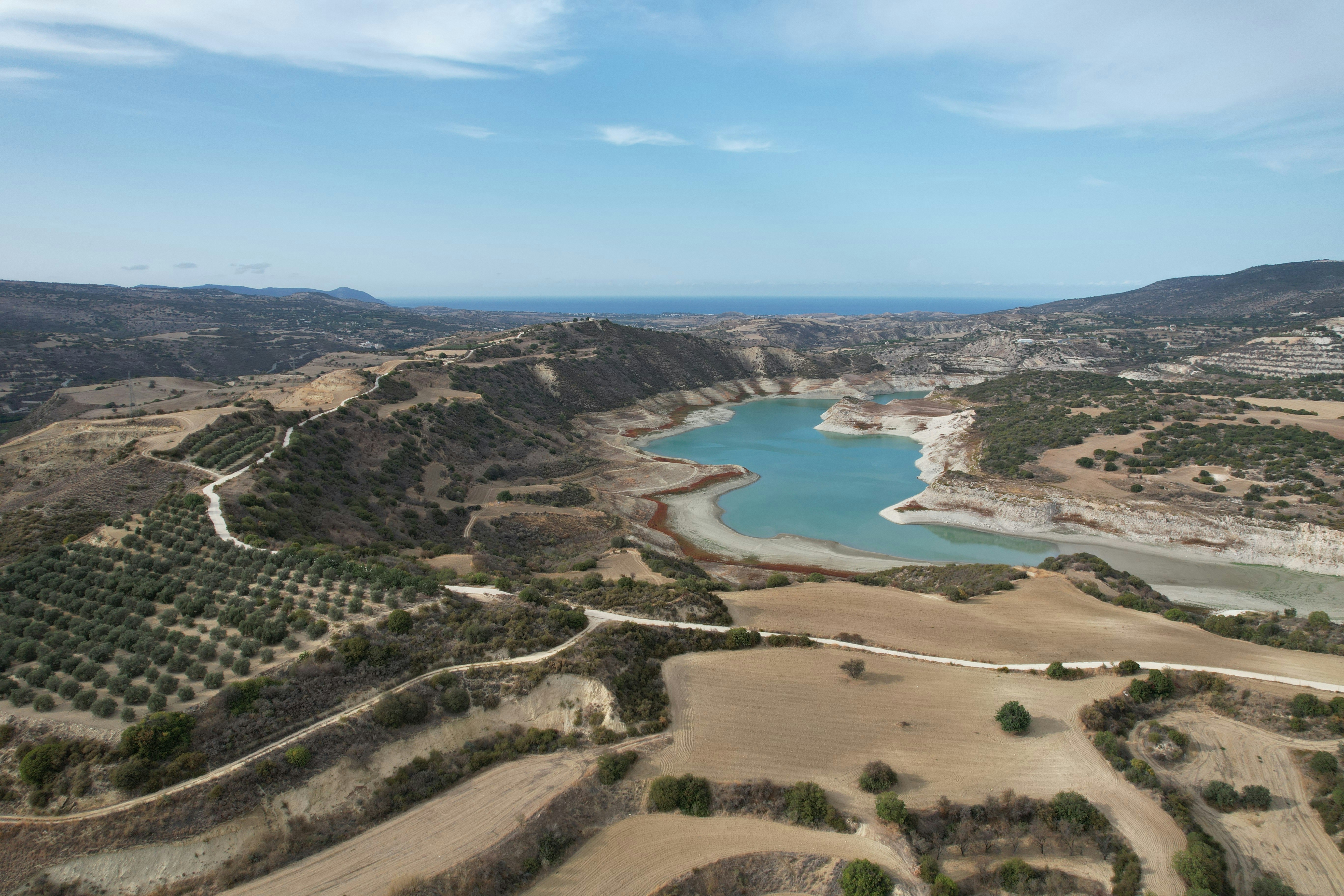 Lakeside Valleys: A Dry-Cavern Canyon Meandering Toward the Sea