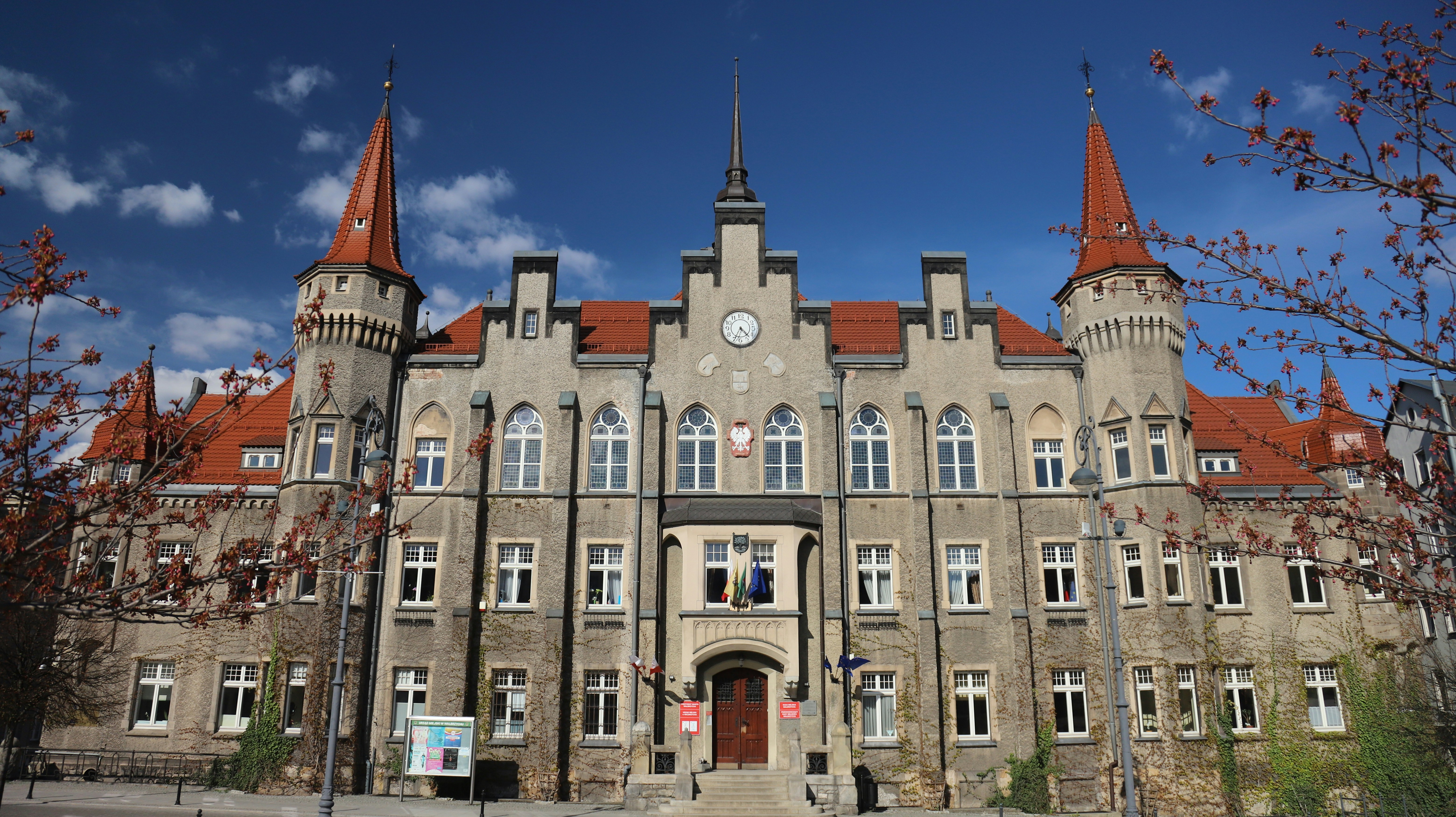 Symmetry of the Gatehouse: A Central Facade Framed by Towered Turrets