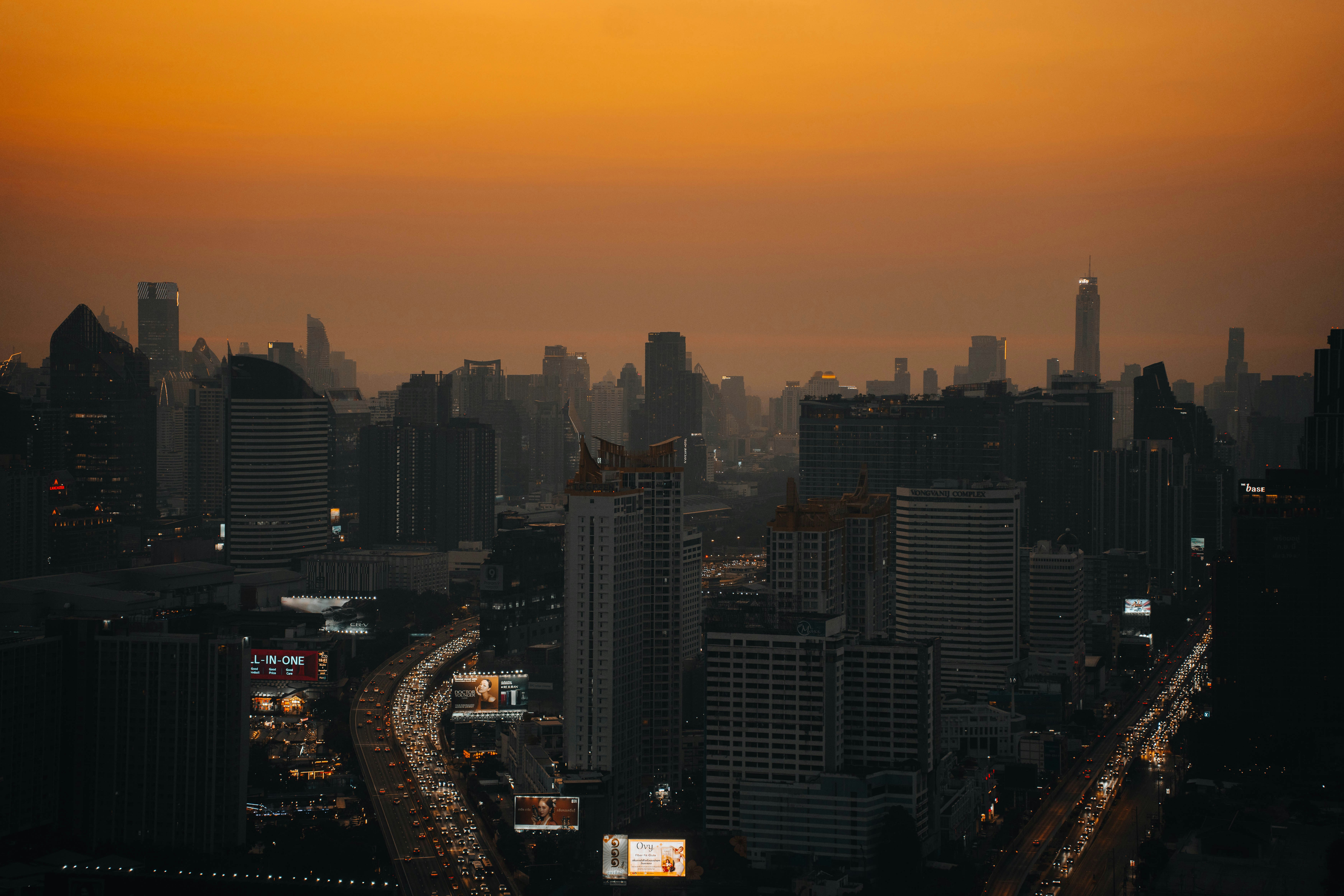 Dusk Over the Stilled Grid: A Quiet Horizon Above the City