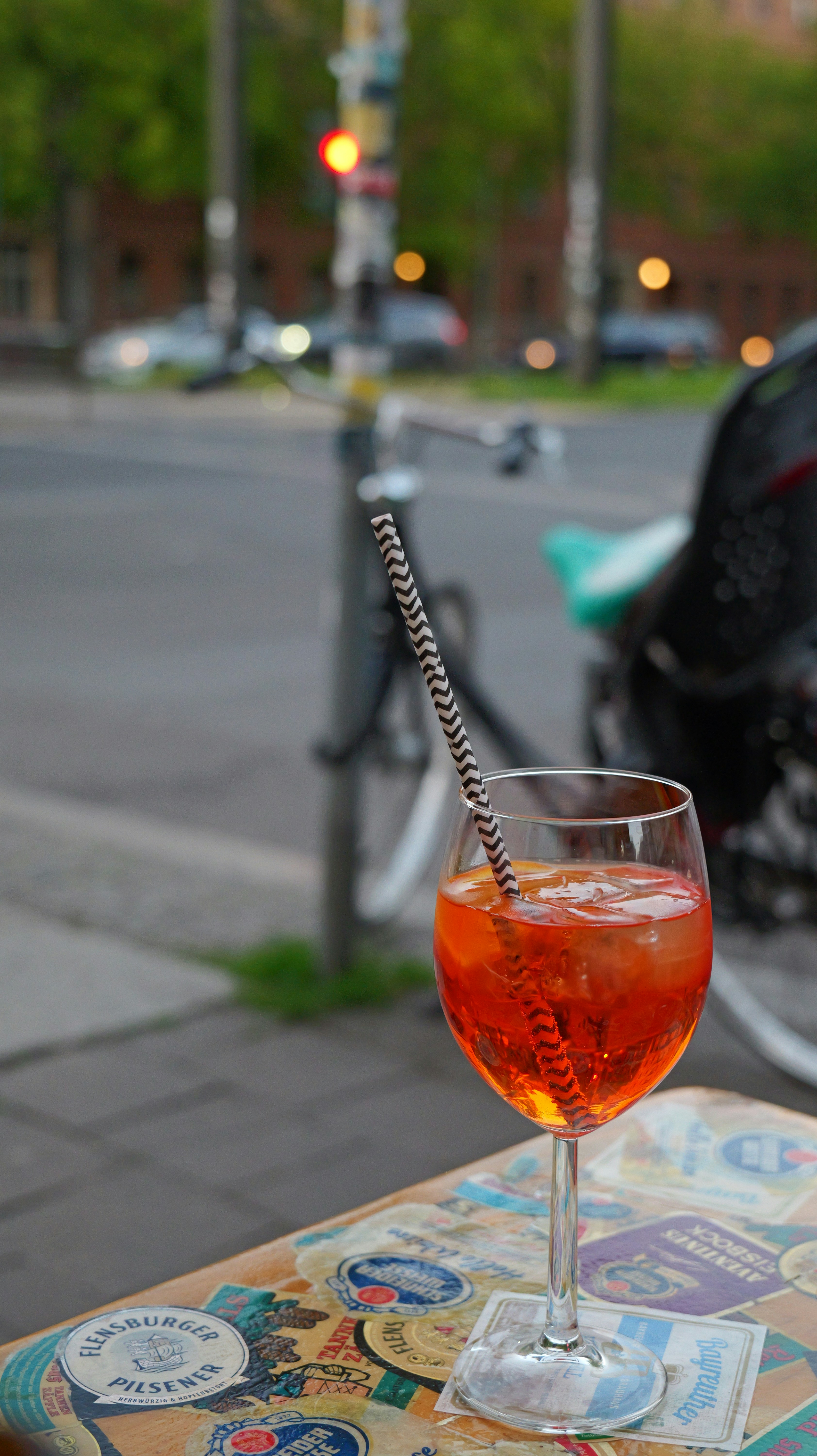A citrus-filled pause at a city corner