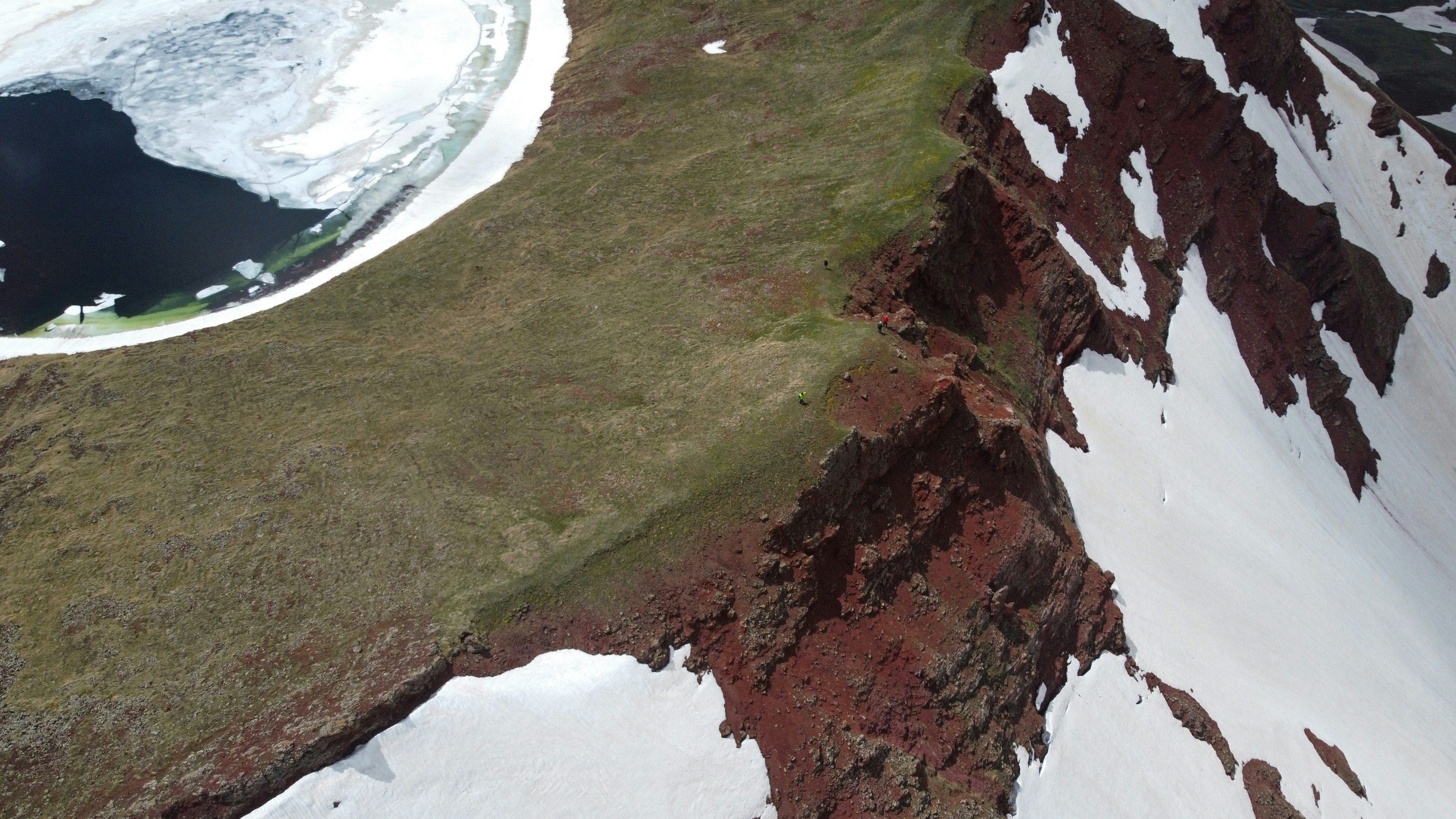 Curved coastline of ice and earth: a high-altitude transition
