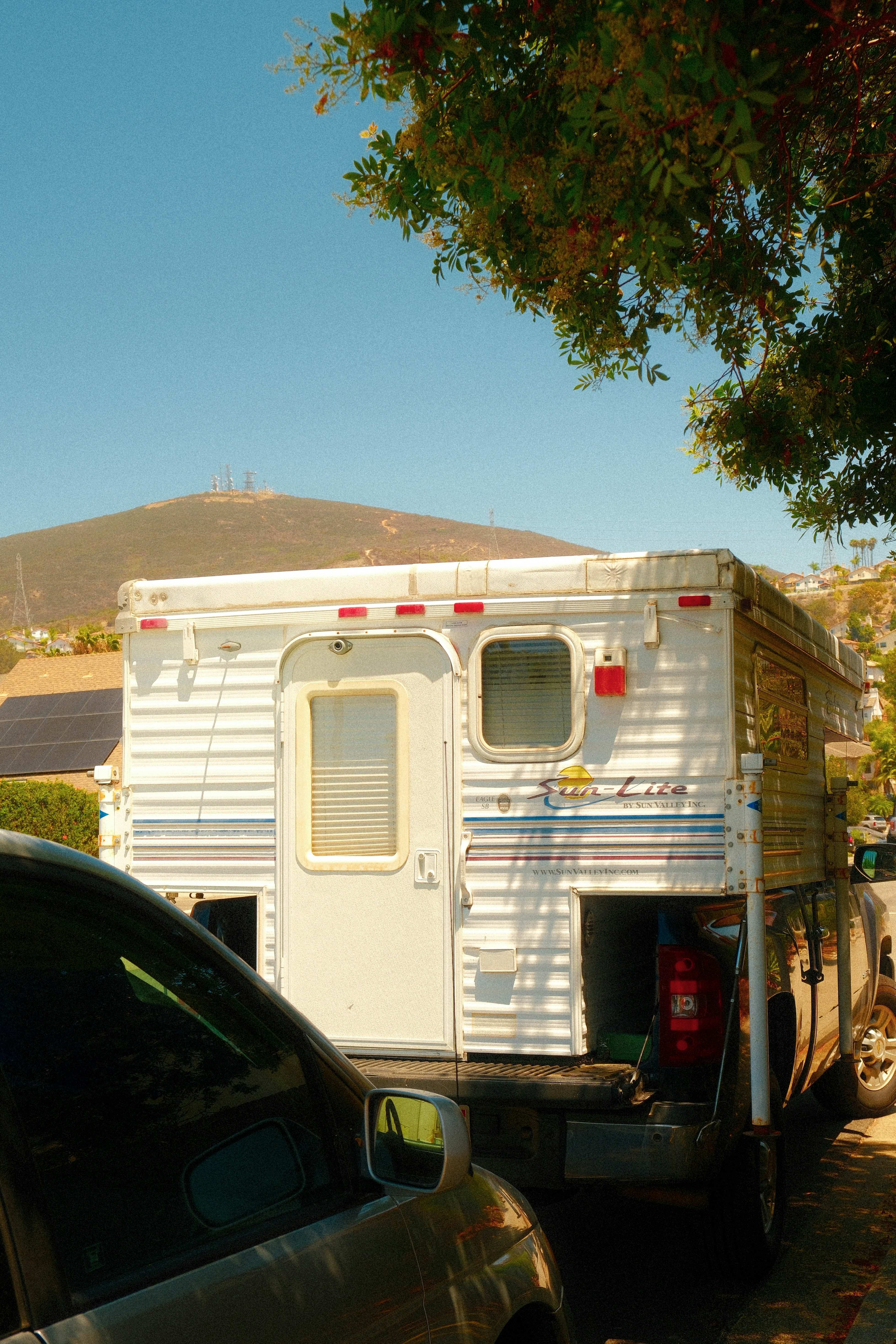Rugged RV in Bright Valley: A Caravan Retreat by the Hill