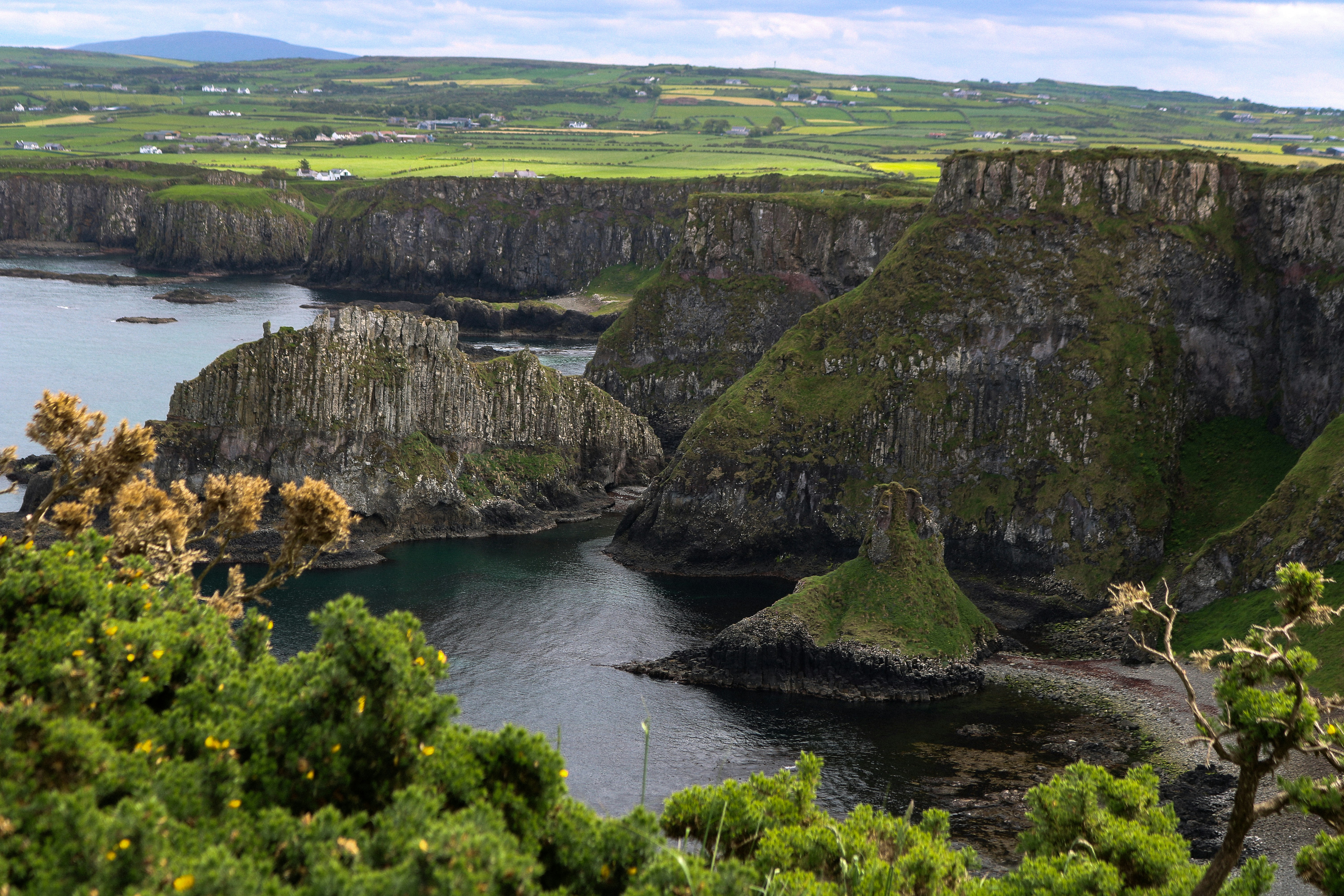 Cliffside Cove: A Quiet Highland Confluence