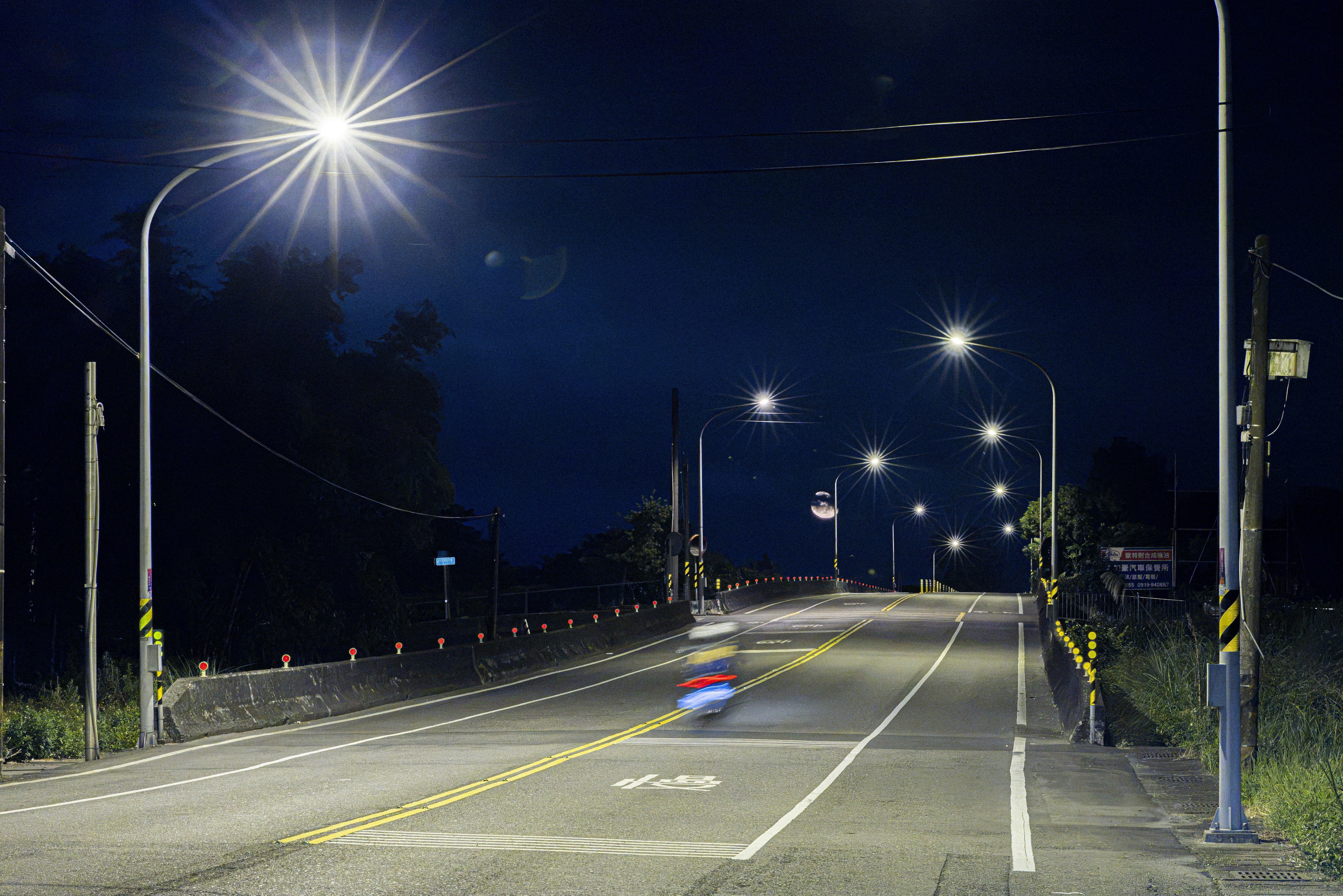 Night Street in Motion: A Quiet Corridor Under Neon Streetlamps