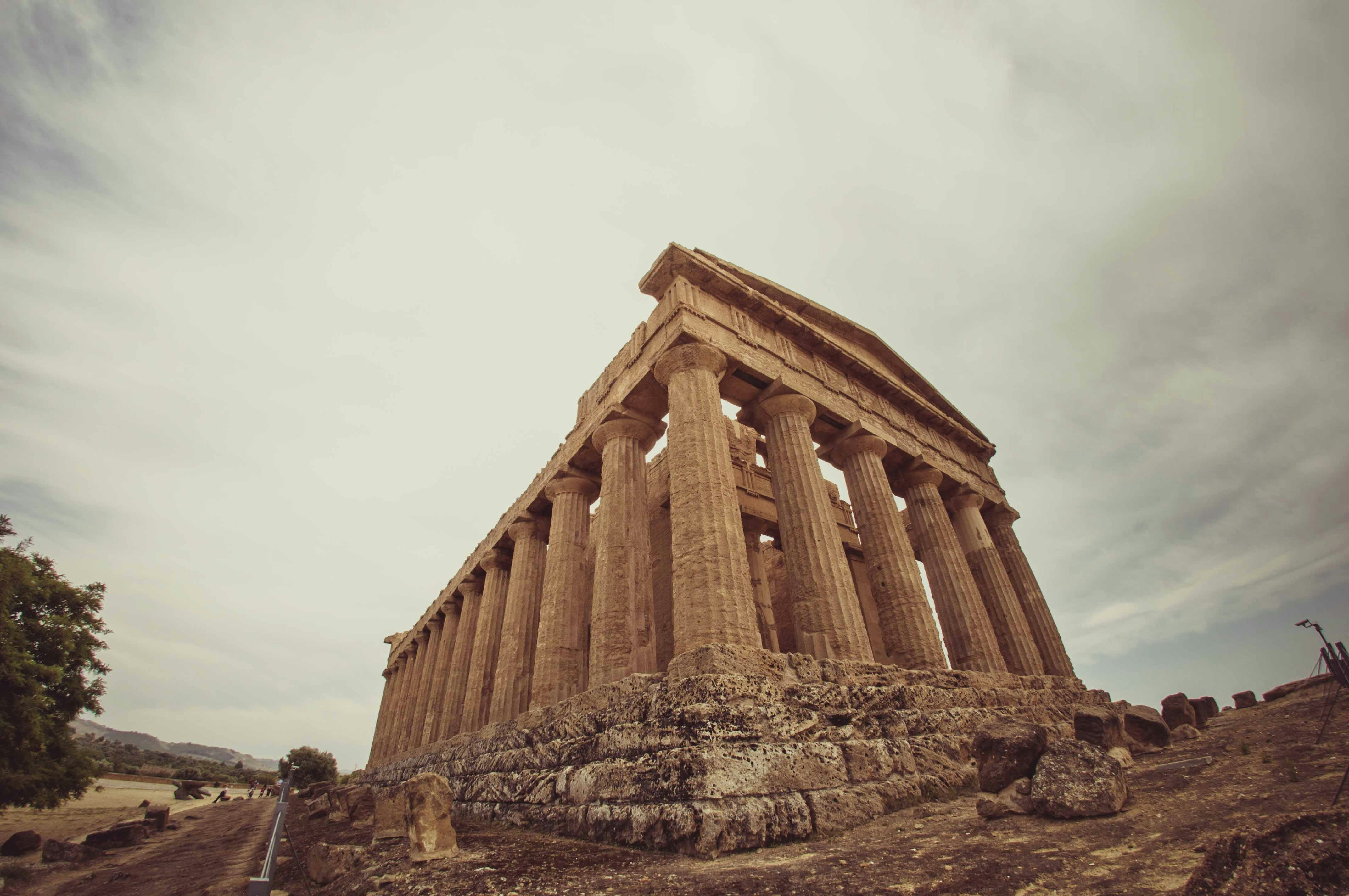 Agrigento A nostalgic 2013 travel photography collection captured with a Nikon camera by @Mariogogh, showcasing the timeless landscapes of Sicily. Featuring the ancient streets of Taormina, the majestic silhouette of Mount Etna, and the stunning Greek ruins of Agrigento, this series reflects authentic Italian heritage, Mediterranean charm, and classic film-like analog tones.