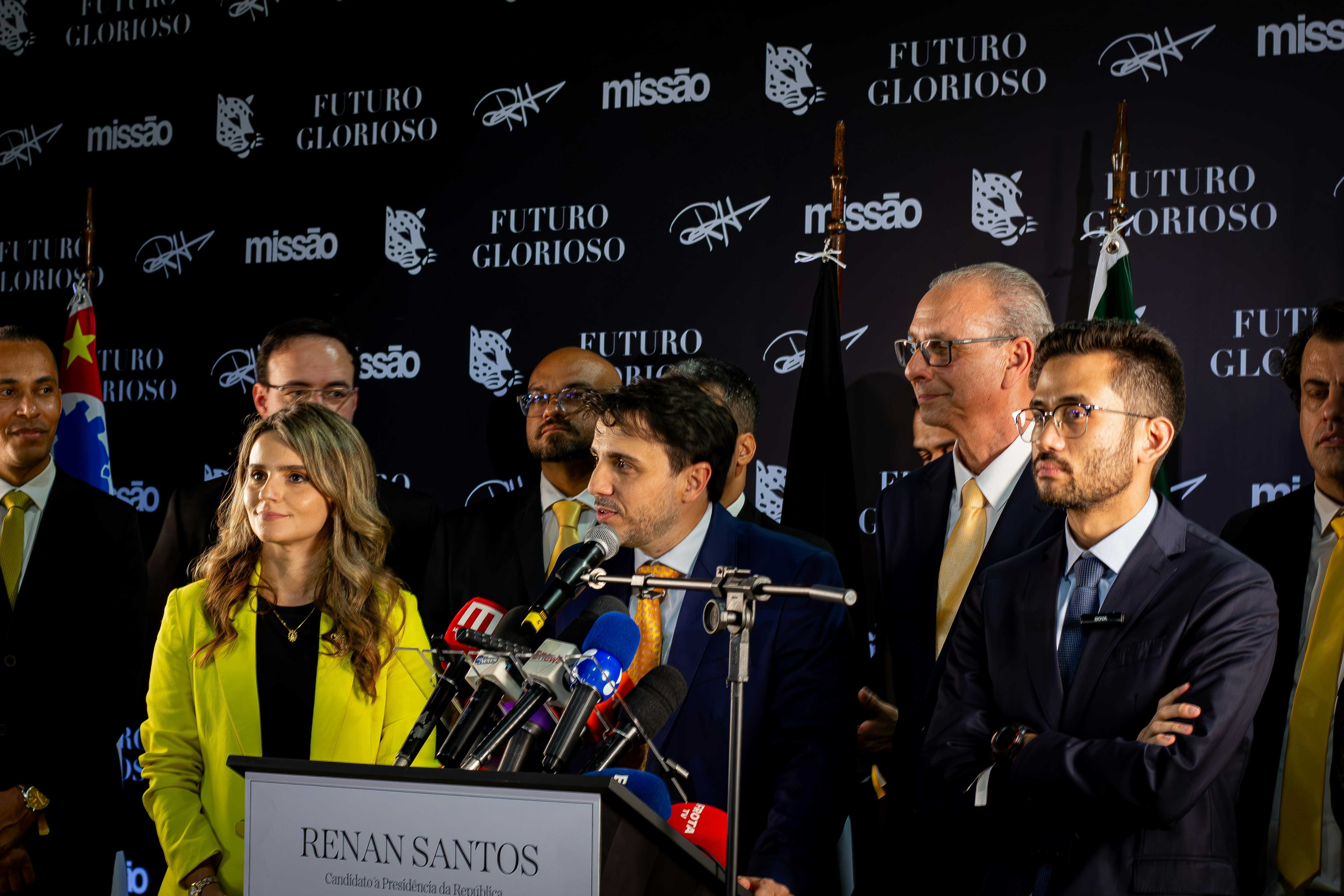 Renan Santos speaks to the press alongside Partido Missão leadership, including federal deputy Kim Kataguiri, at the party's campaign launch in São Paulo, August 2026.