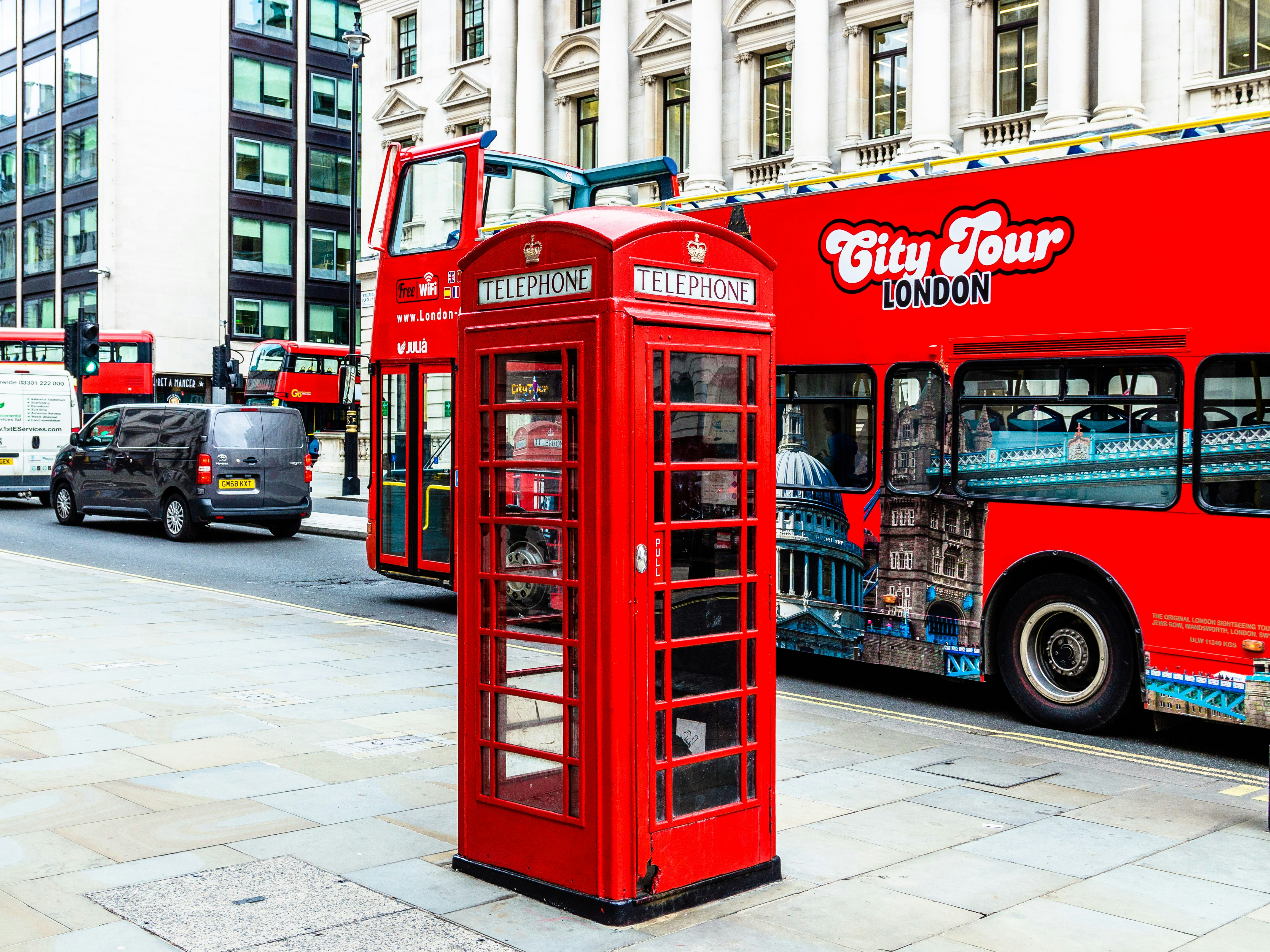 Red London Pulse: A Classic Tap-Top Amid Modern Streets