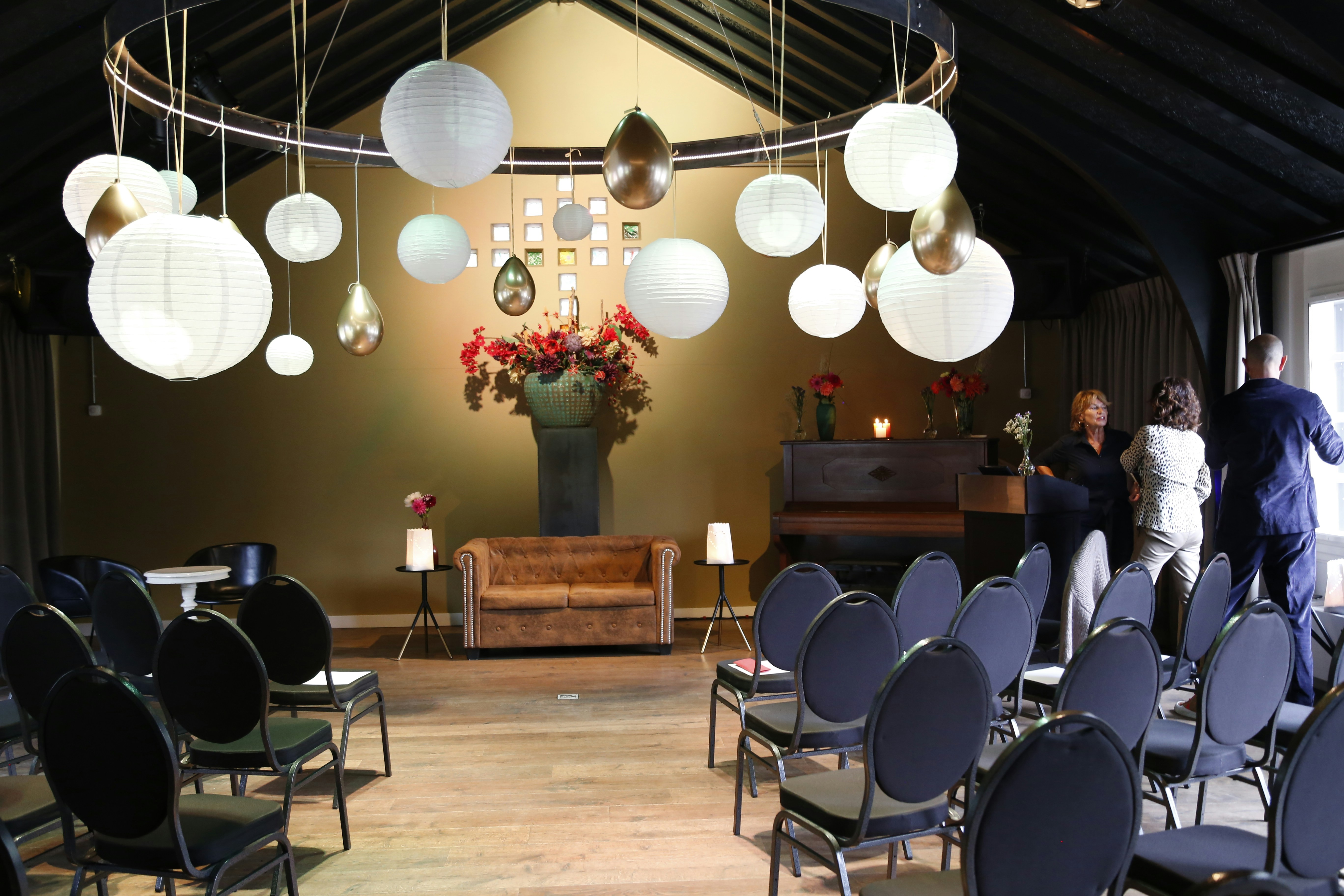 A Quiet Ceremony Stage Beneath Floating Lanterns