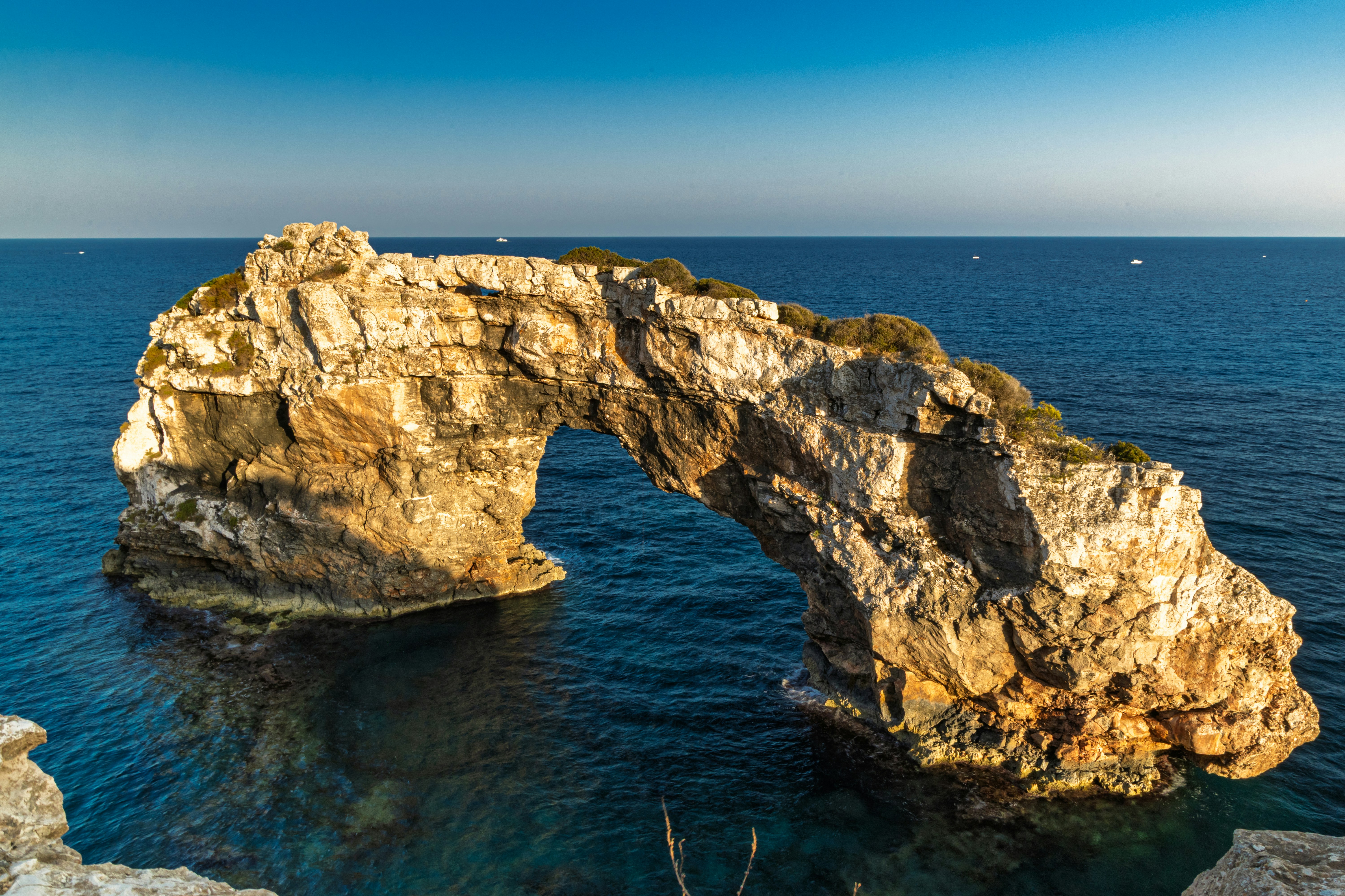 Coastal Arch: Sunlit Sea Arch Framing a Quiet Horizon