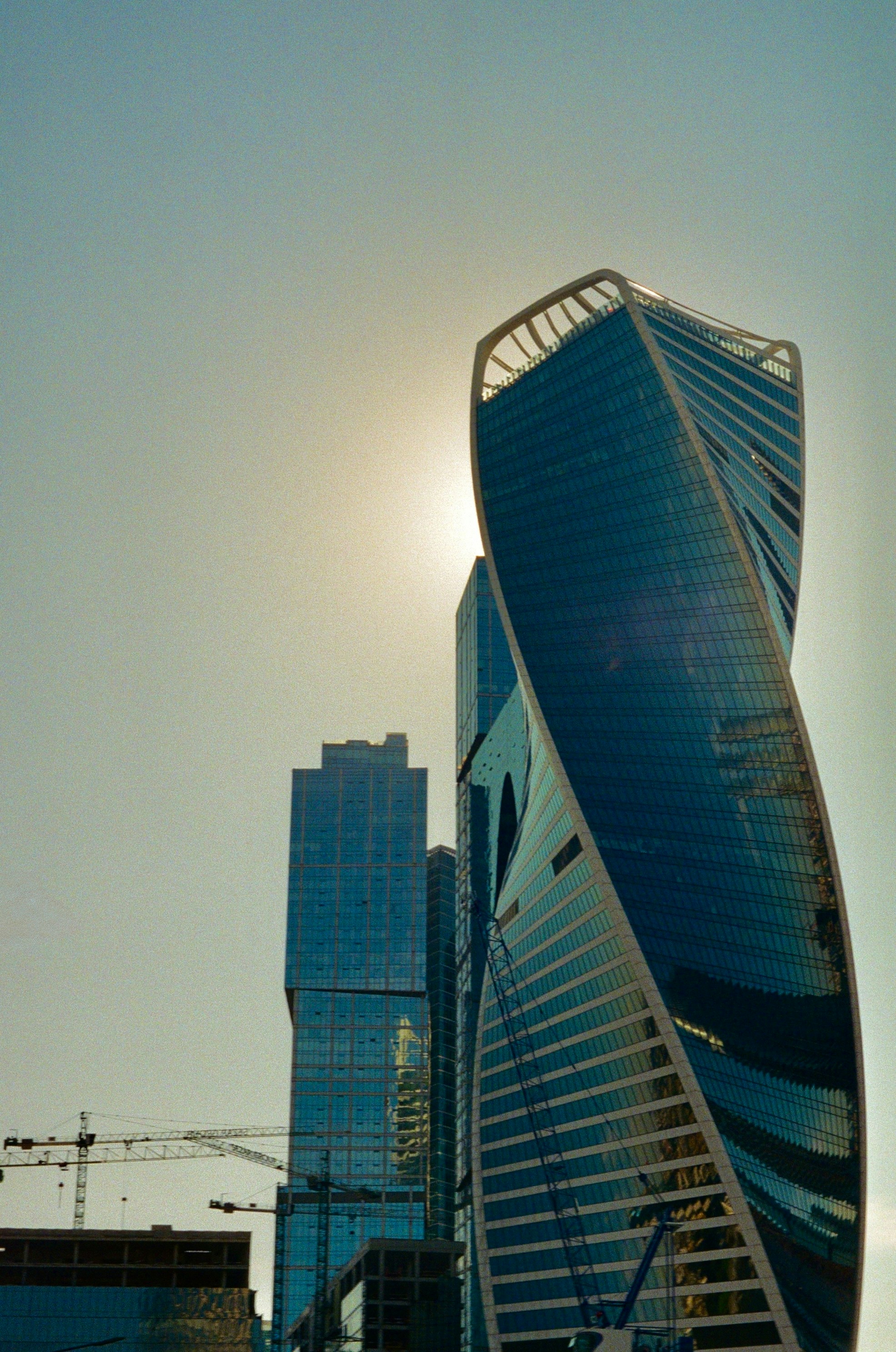 Skyward Sculpture: The Curved Glass Tower Rising Above a Glass City