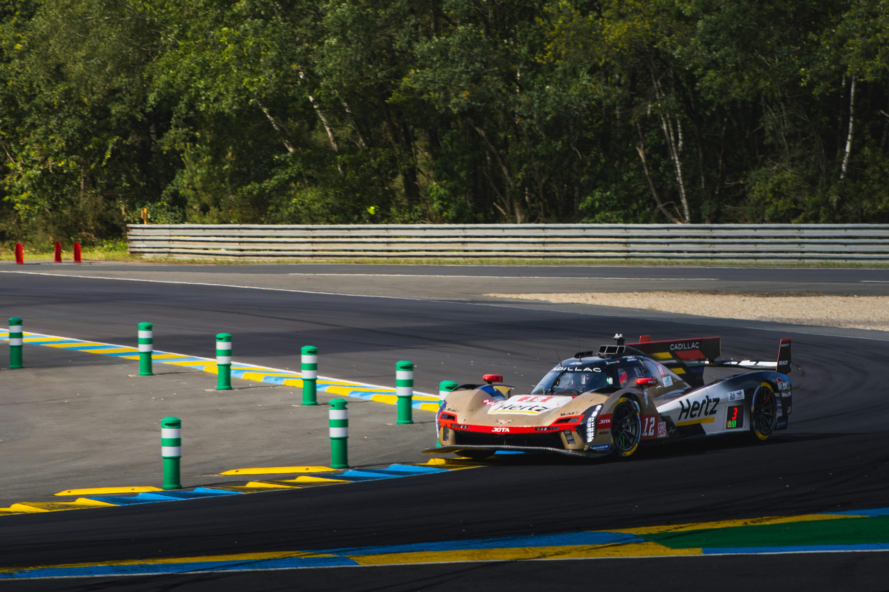 Red-and-White LMP flashes through color-swept chicane