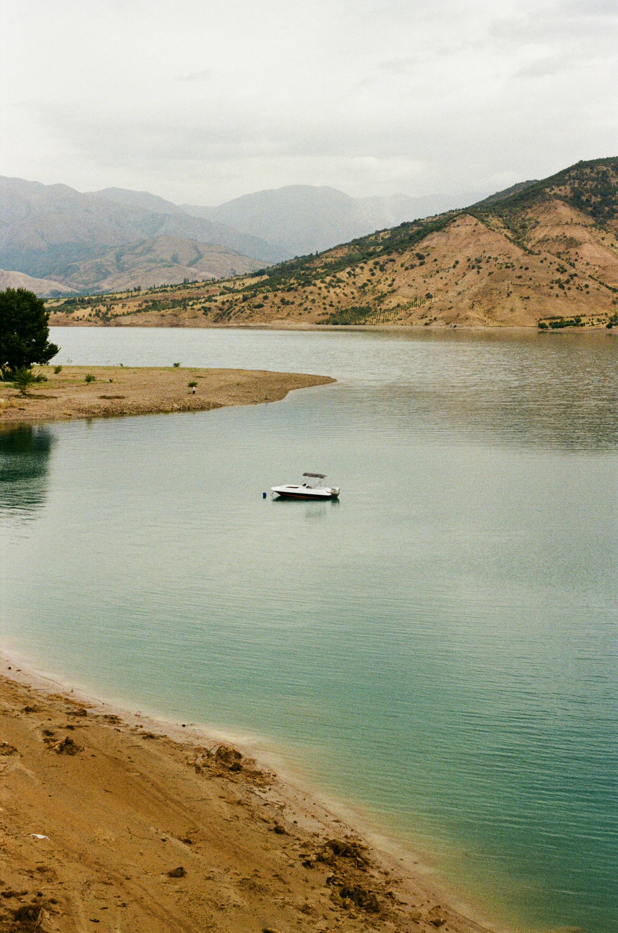 Solitary Boat on a Quiet Reservoir Under Subtle Skies