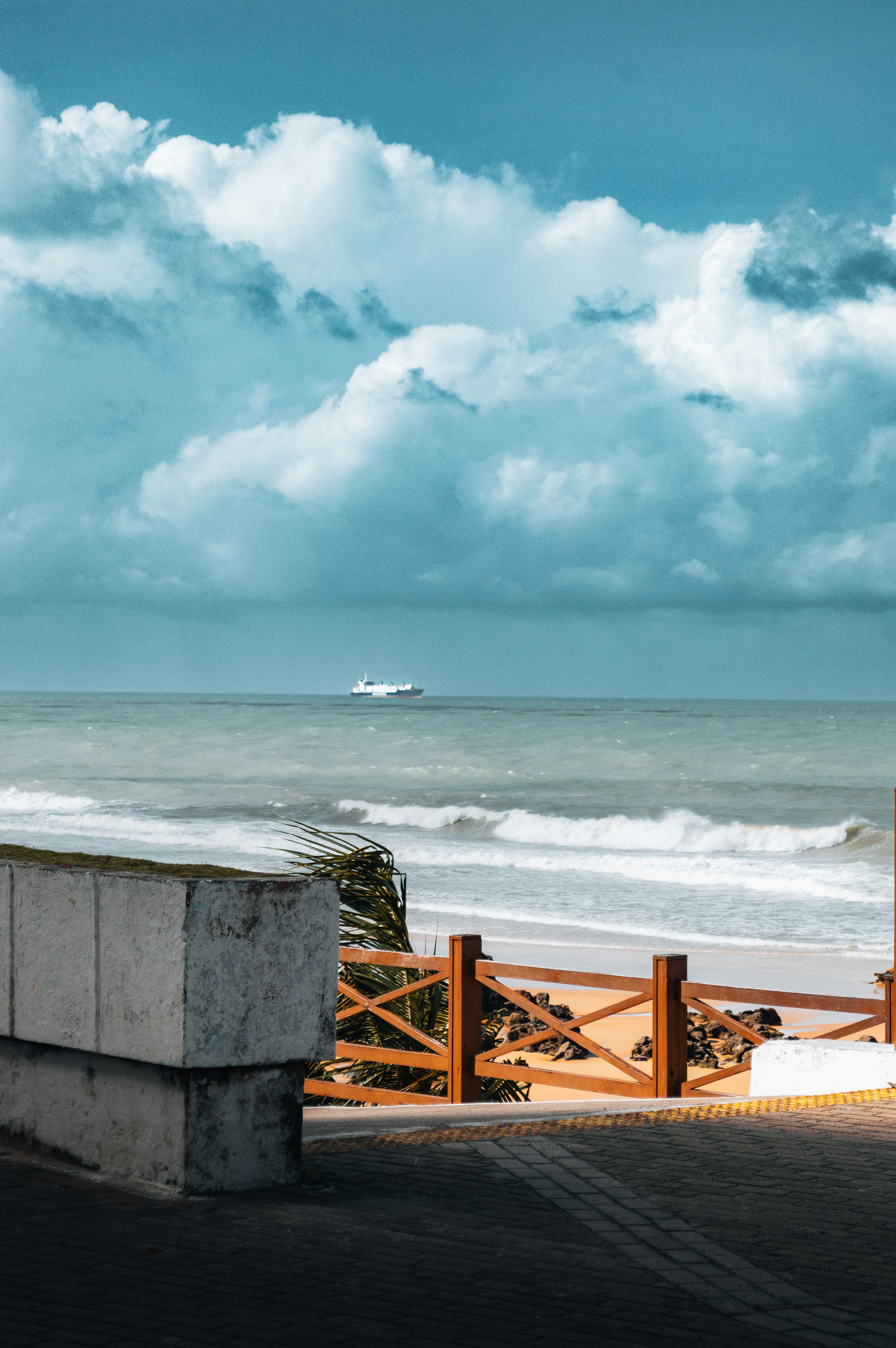 Horizon Edge: Sea, Sky, and a Quiet Pier