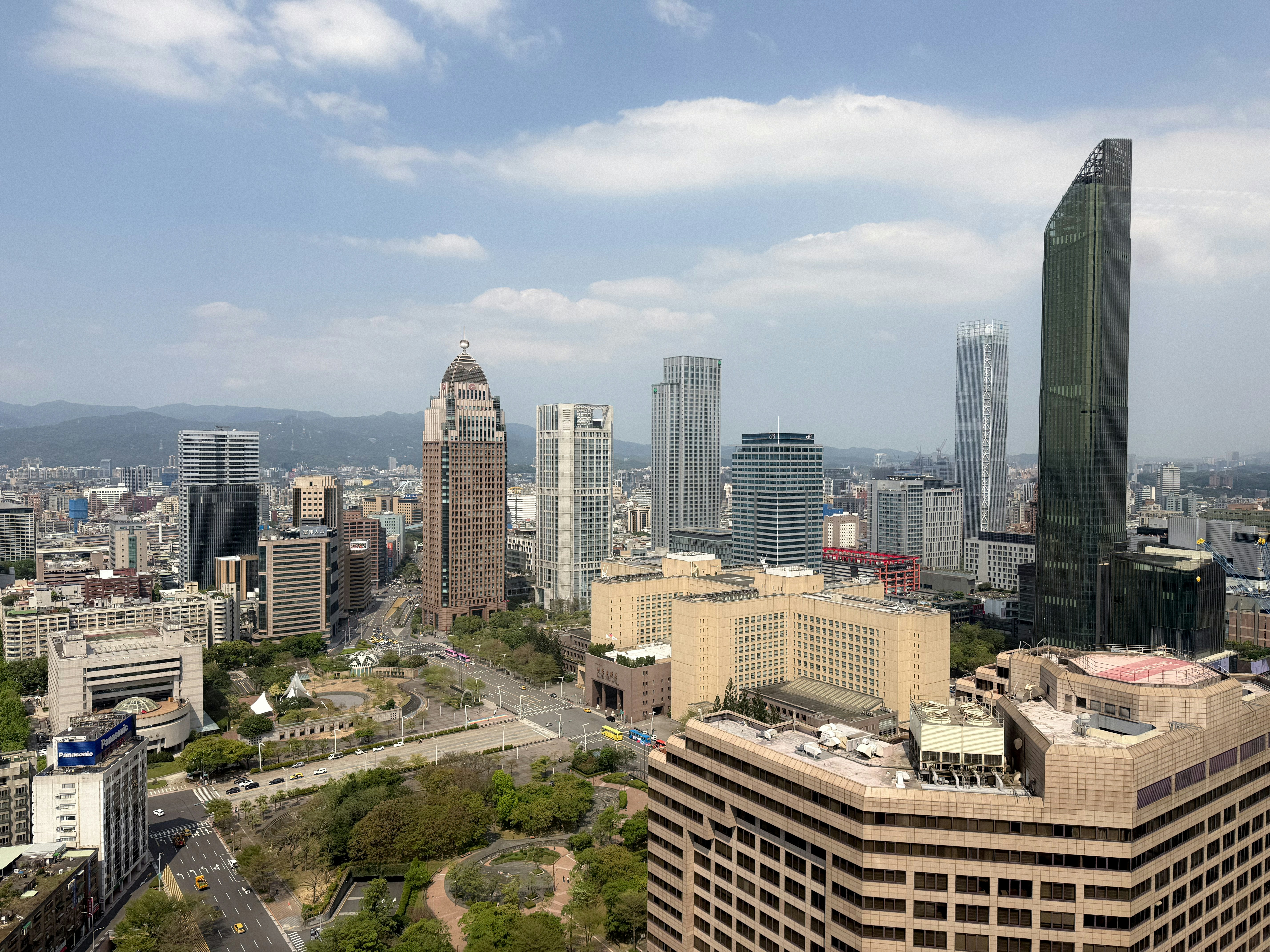 Midday Skyline: A Panoramic Street-Level Tapestry