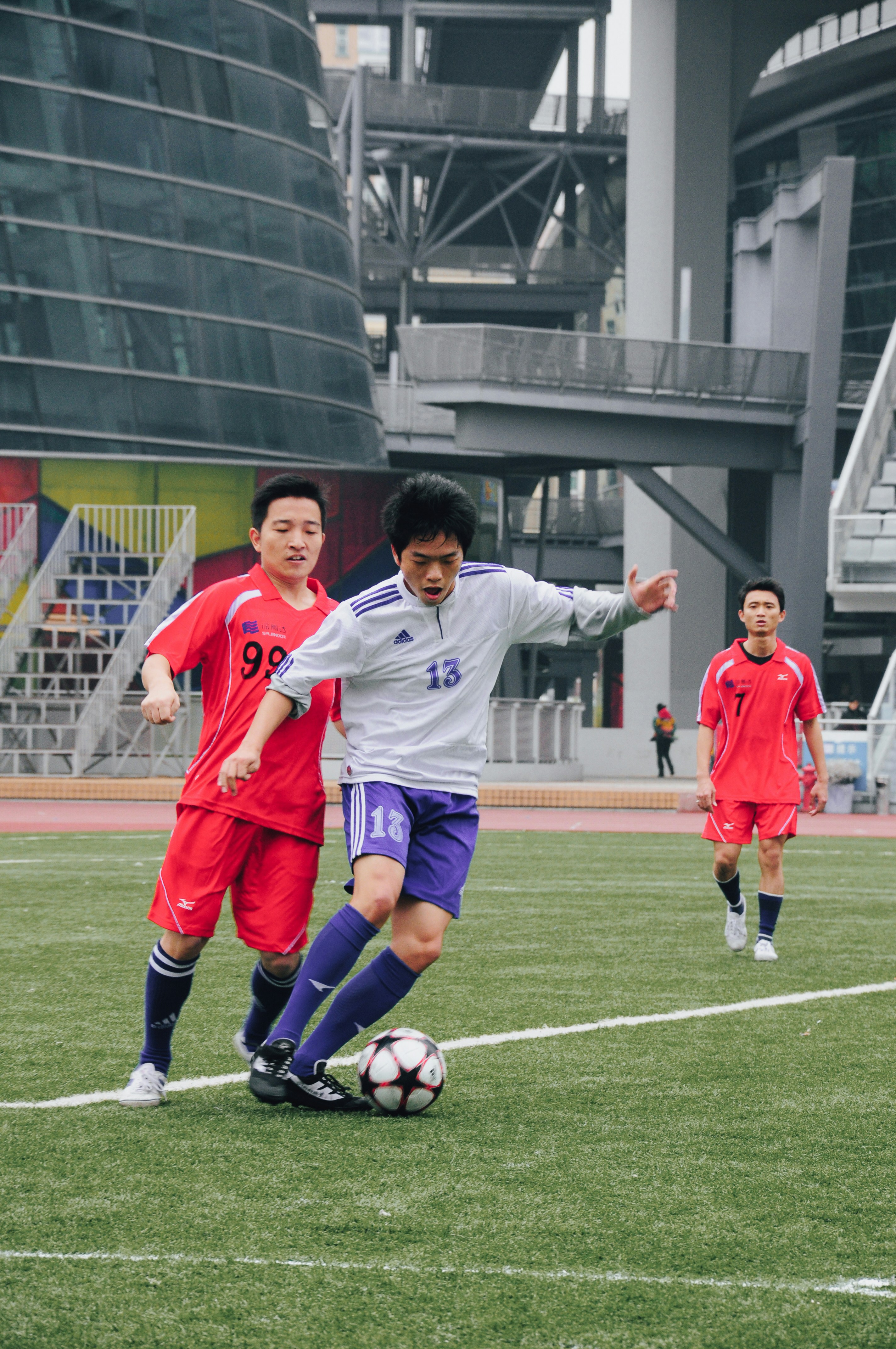 Midfield Challenge: White jersey Crowned by Red Racers