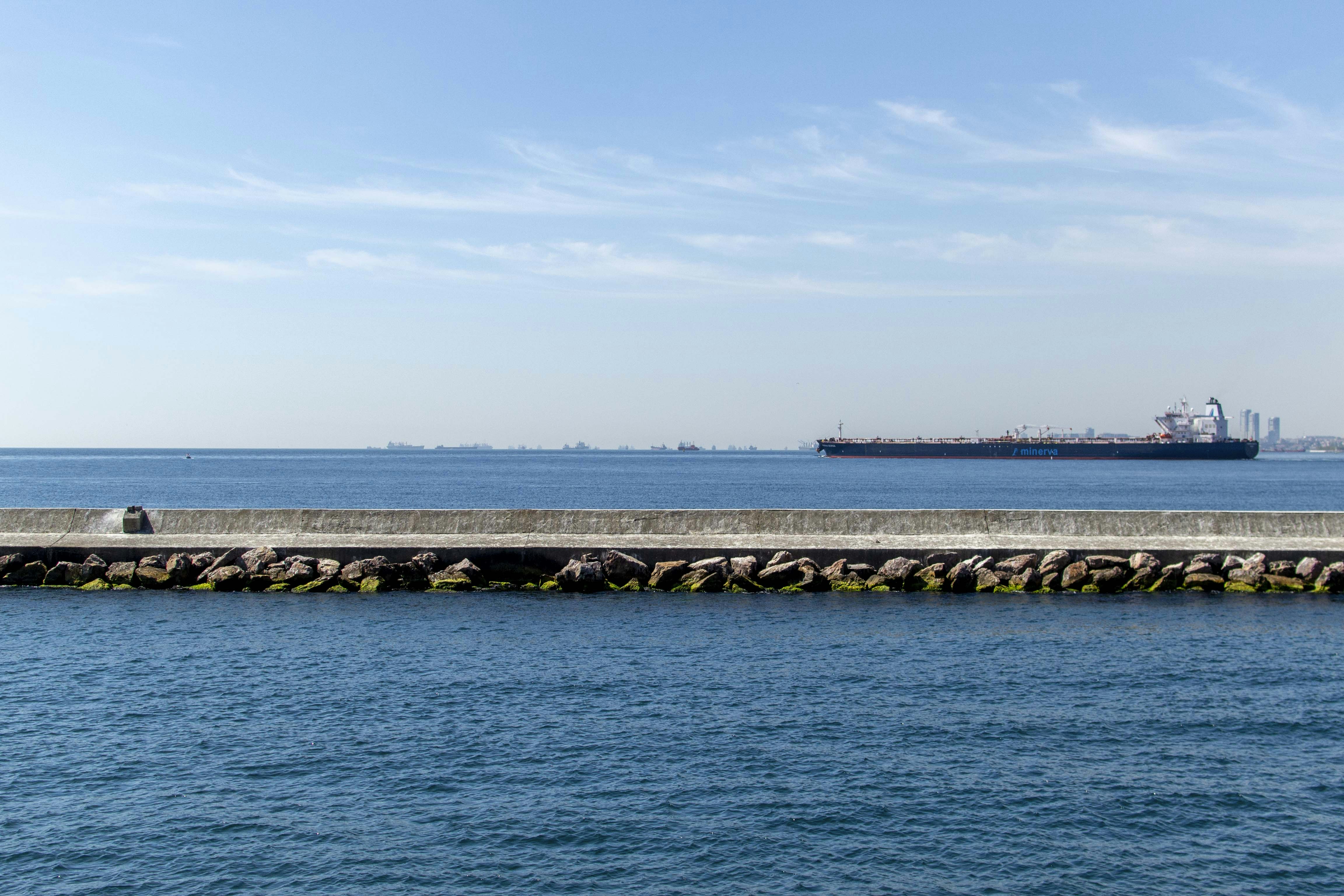 Horizon Bar: A Calm Sealine Under a Quiet Sky