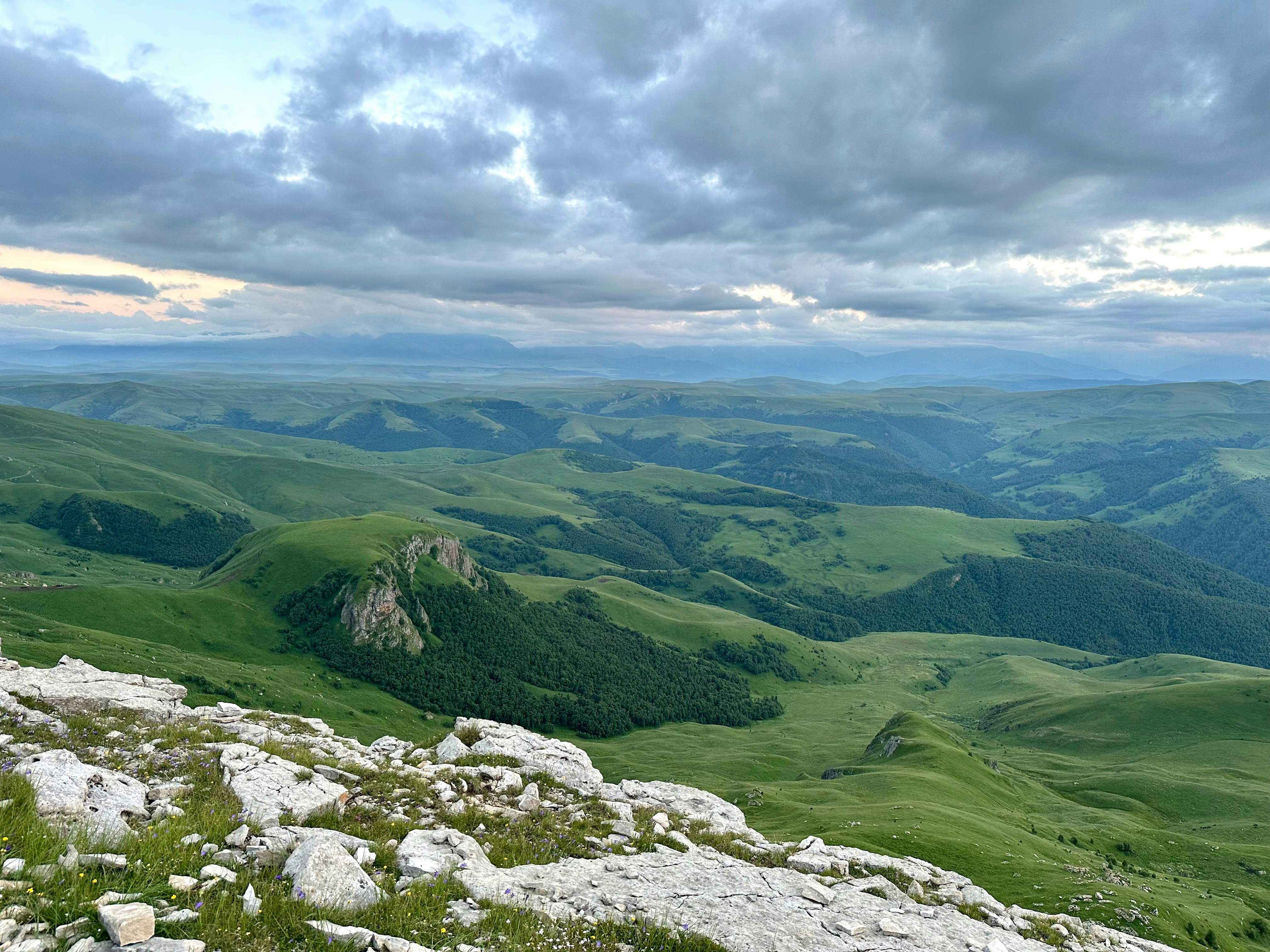 Verdant Ridge: Rolling Hills and Rocky Foreground