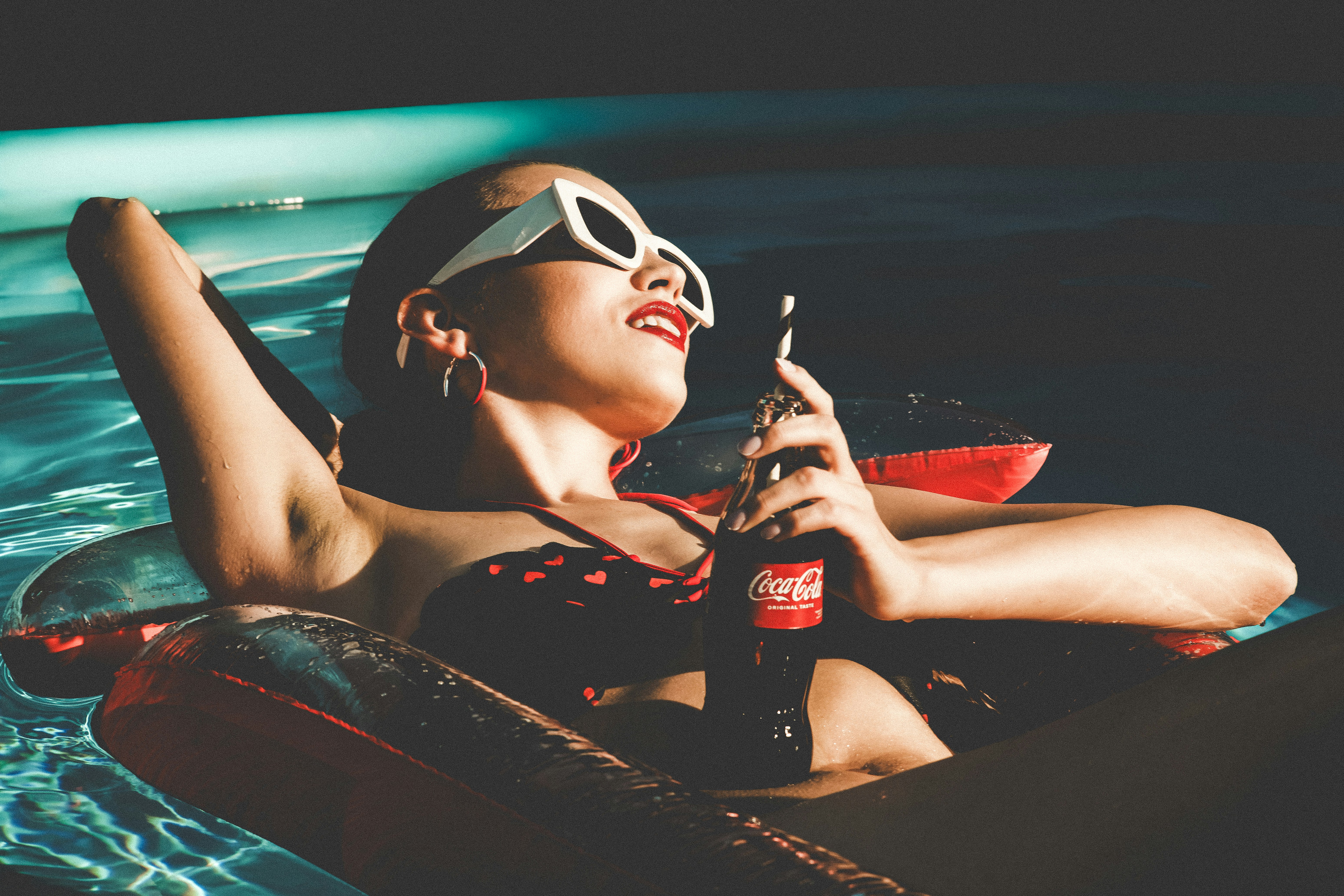 Retro Glamour in the Pool: A Coca-Cola Relaxation Moment