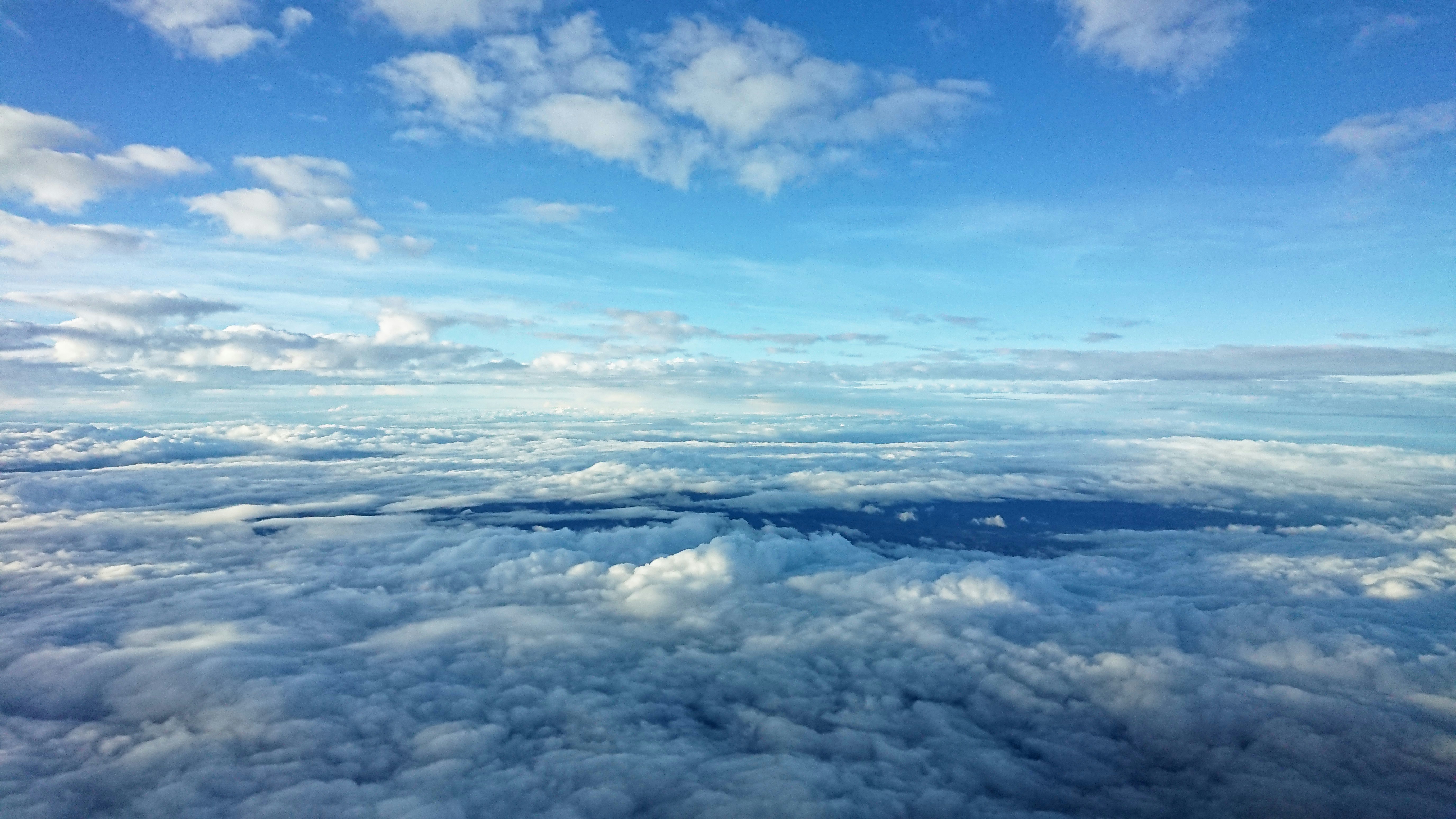 Skyline Above the Clouds: A Quiet Blue Sweep