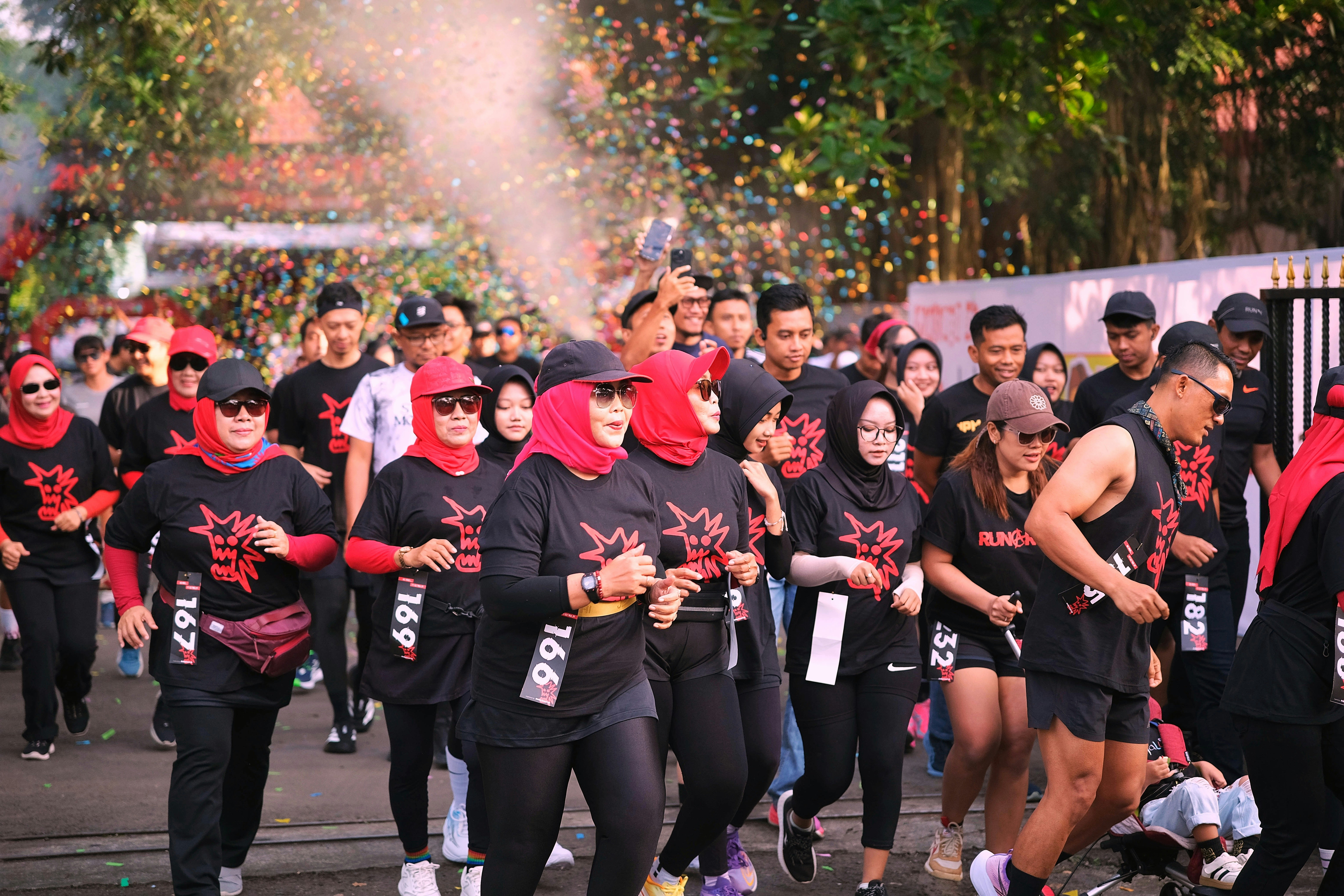 Colorful Start: A Burst of Runners Surges Forward