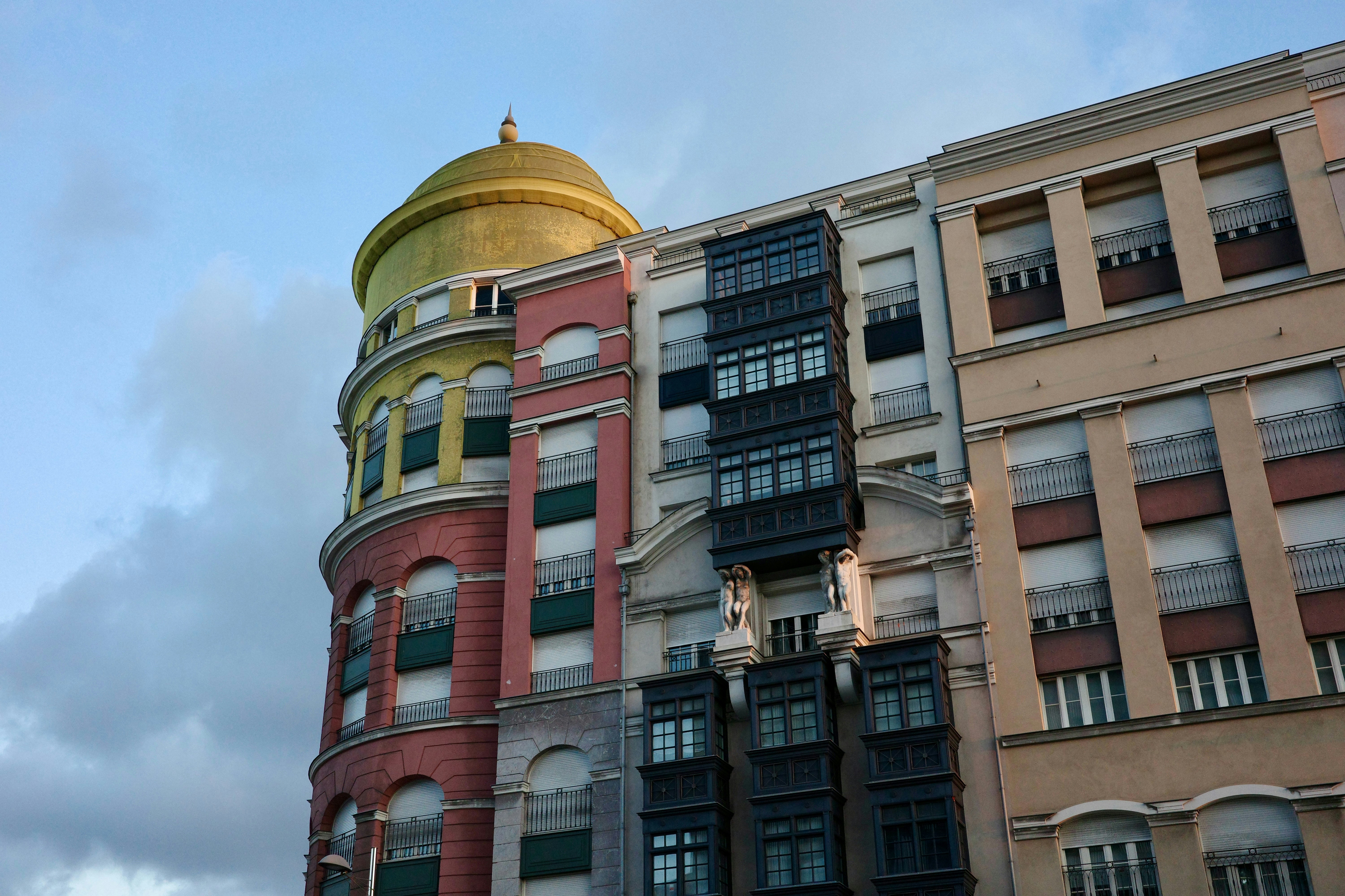 Colored Corner: A Vertical Facade Amid Modern Cliffs