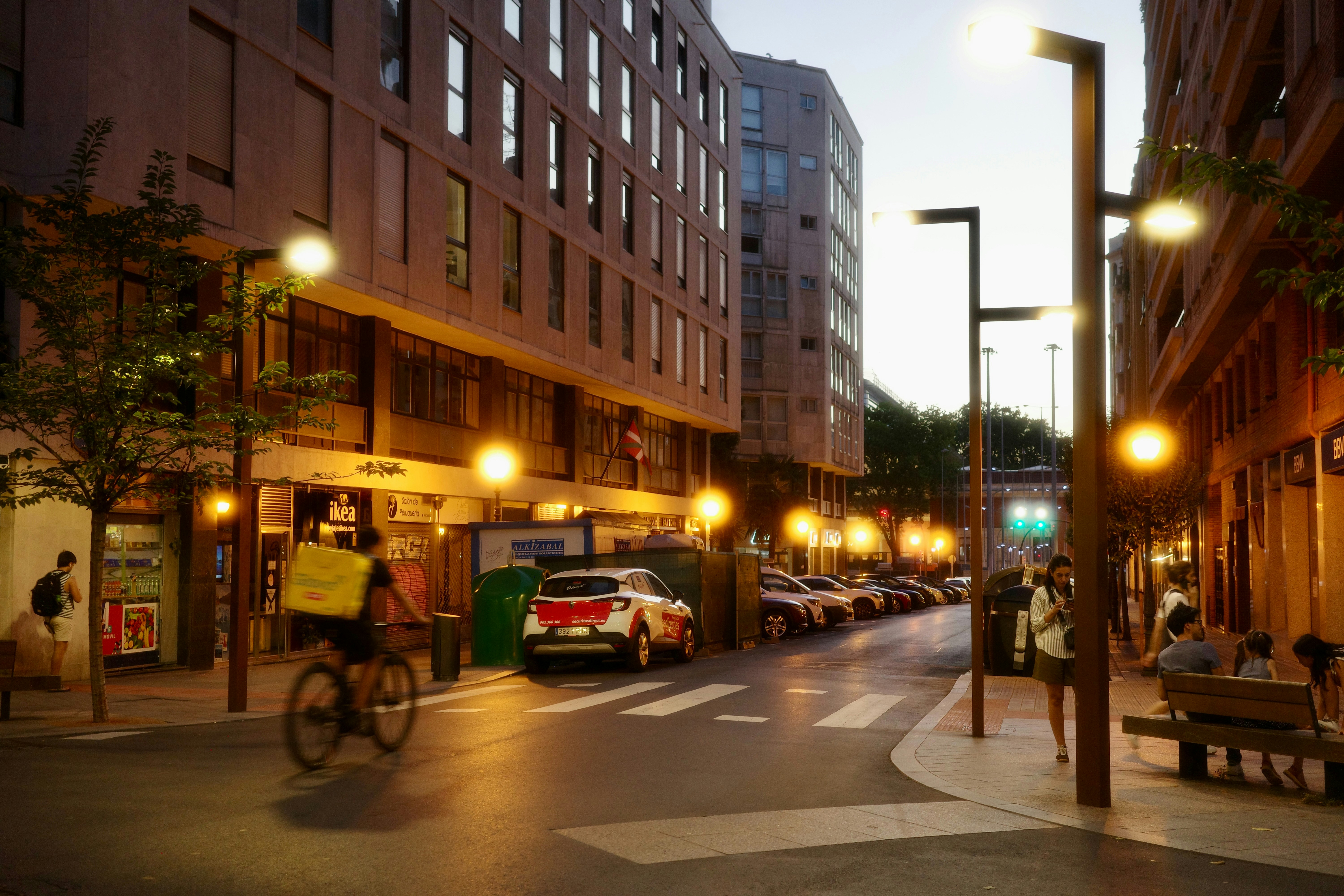 Goldlit Avenue — Evening Pedestrian Pulse Under Urban Glow