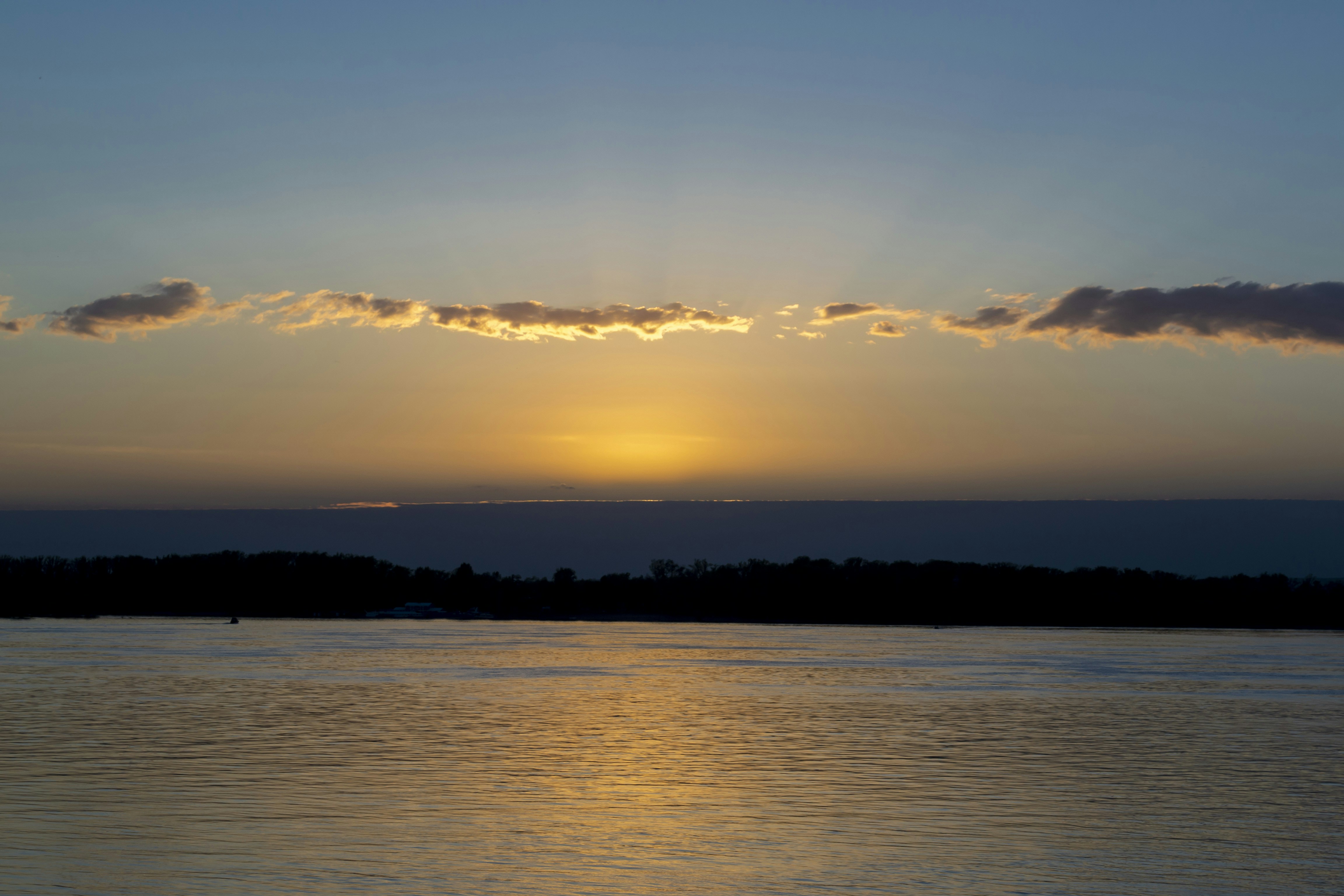 Horizon Quiet: Sunset over a Glassy Sea