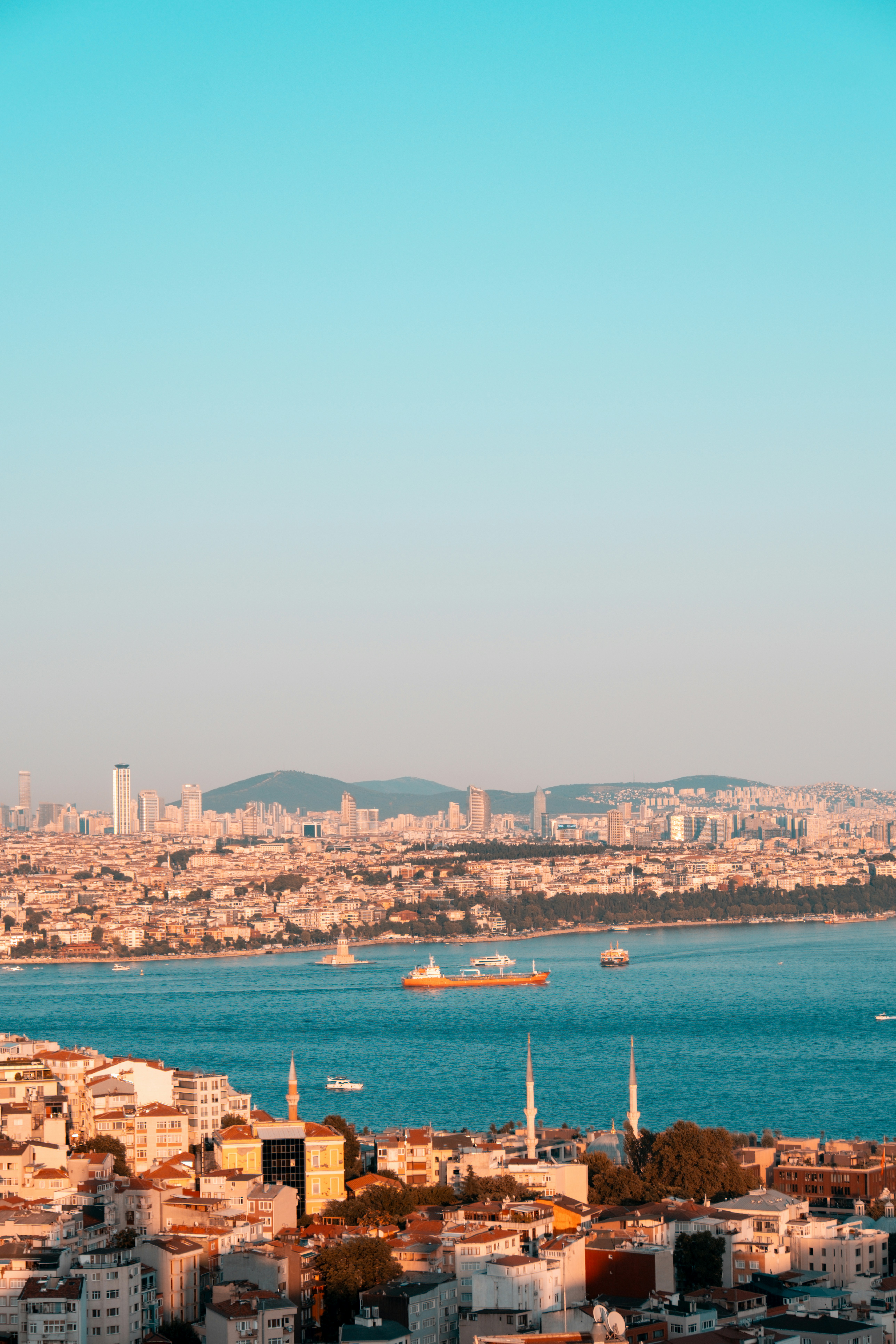 Sunlit Istanbul: Waterfront Ridge Beneath a Clear Sky