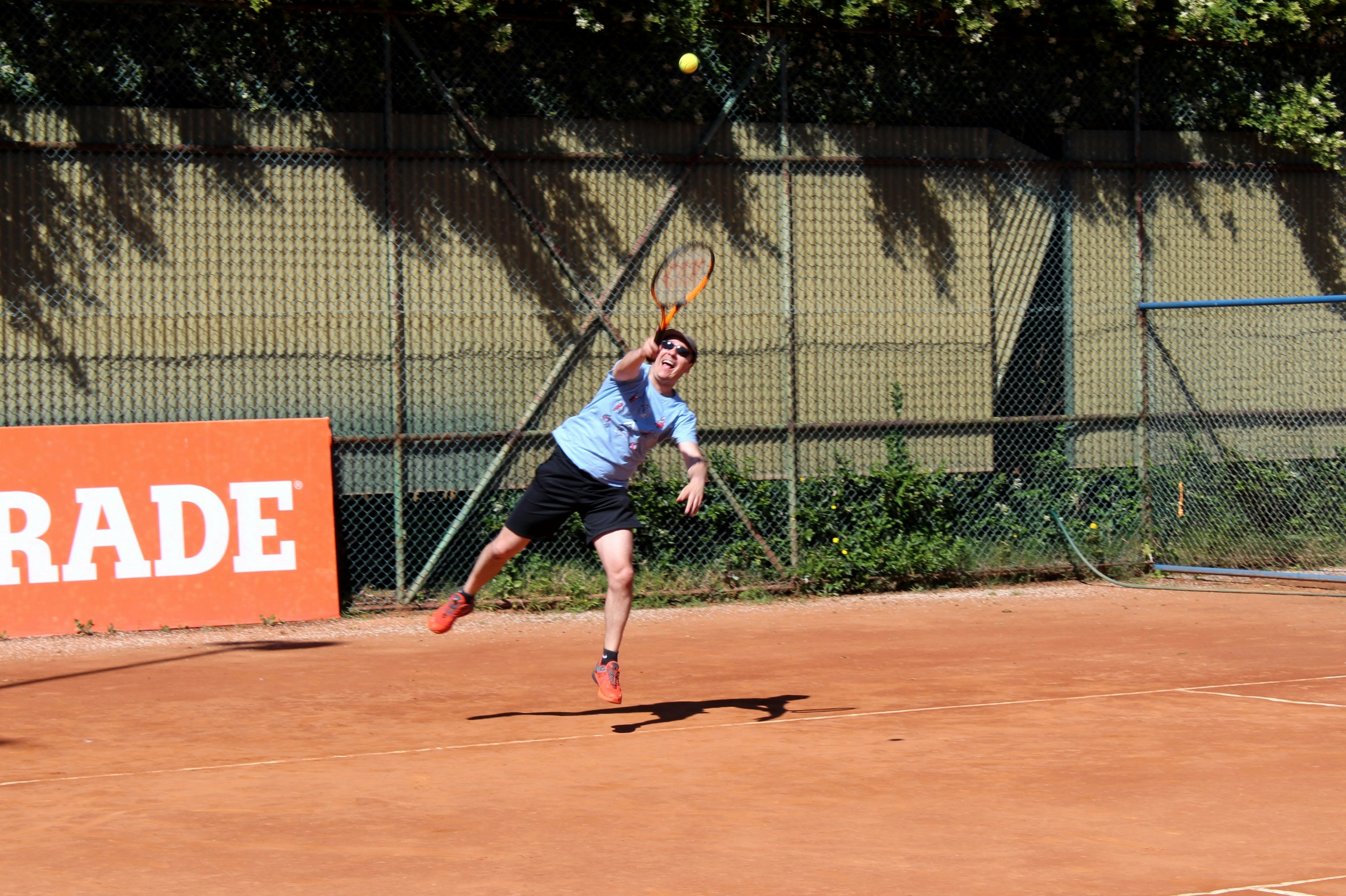 Lateral Serve on a Sunlit Court: The Jumping Return