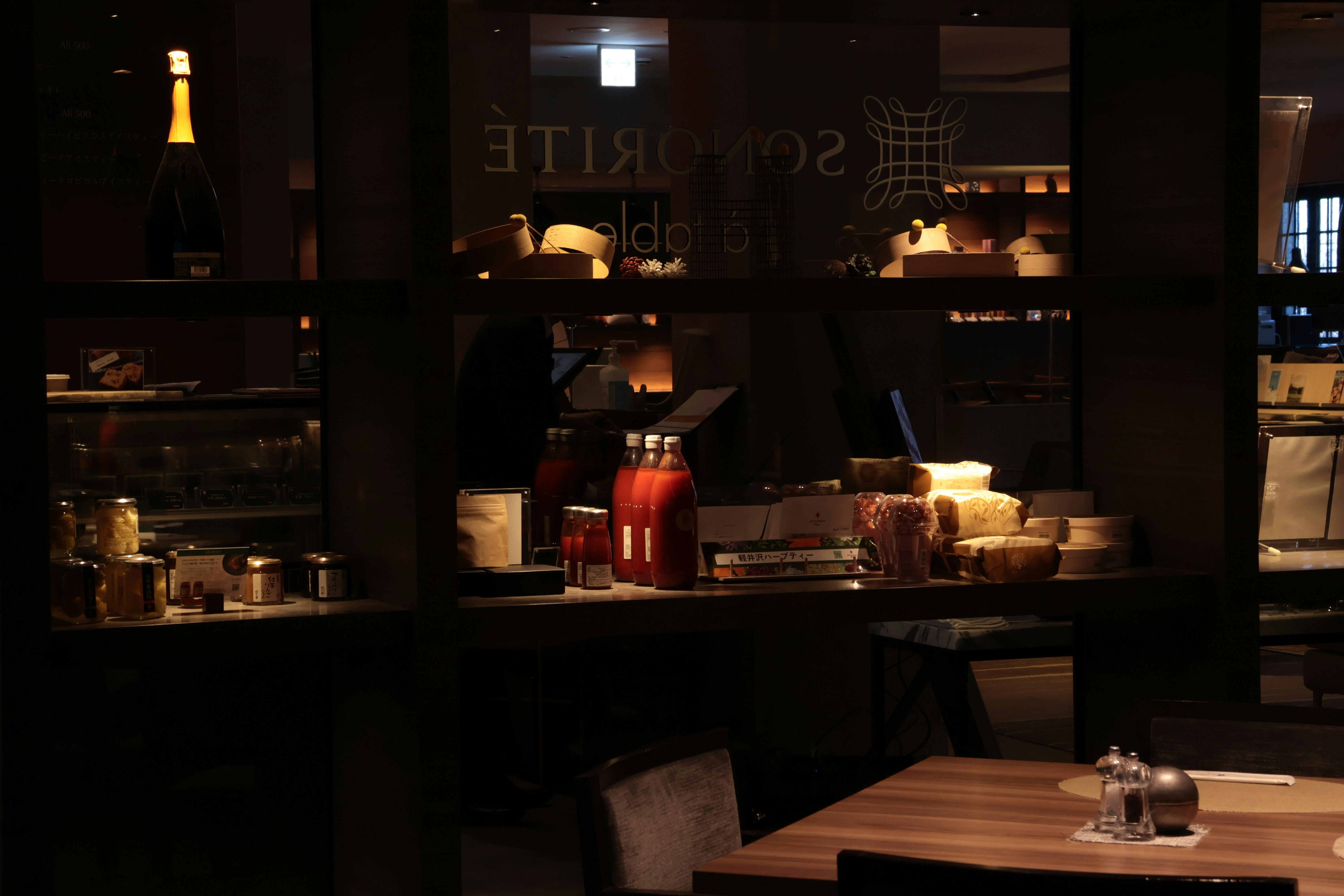 Warm Shelf Silence: A Quiet Café Moment in Low Light