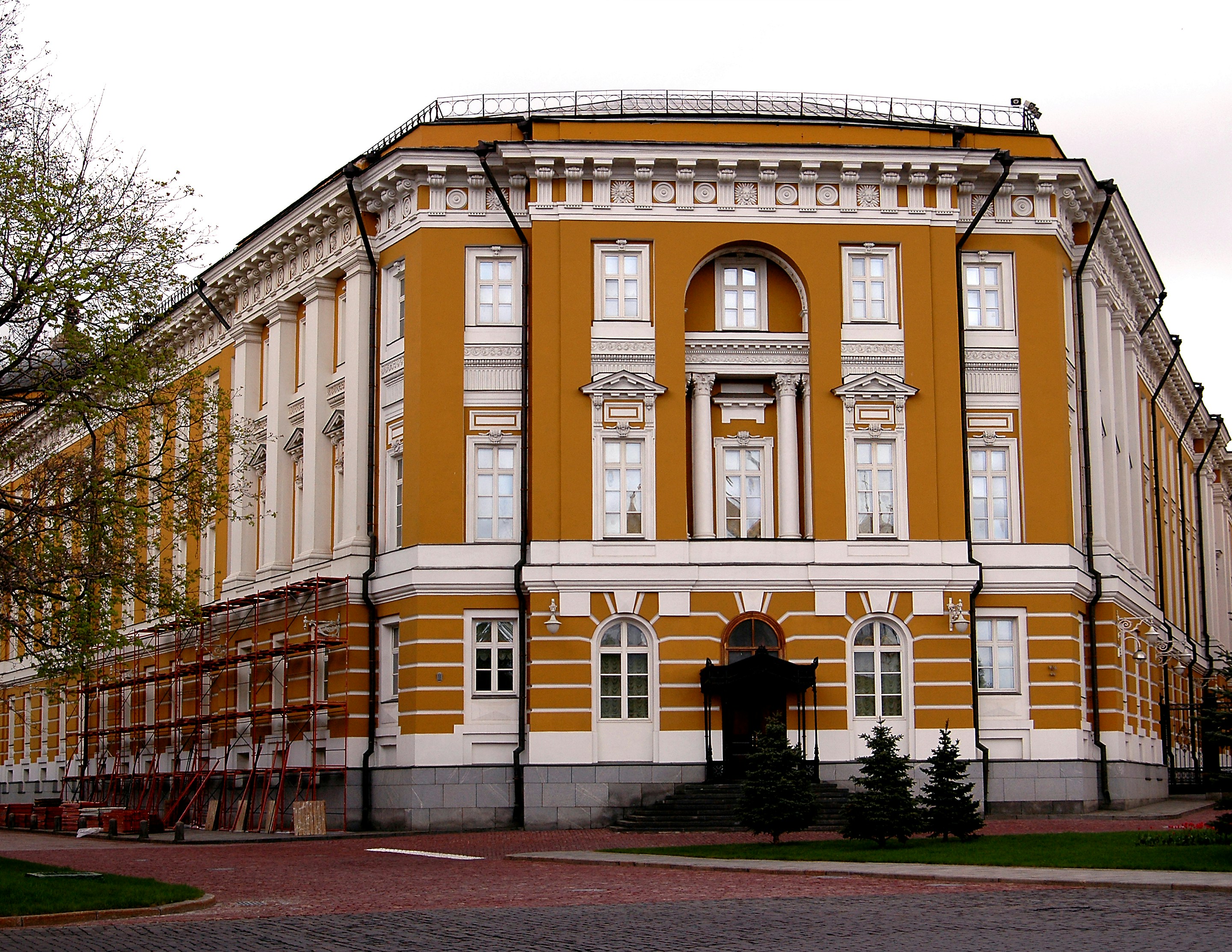 Facade of the Old Yellow Mansion: A Cornerstone of Baroque Revival