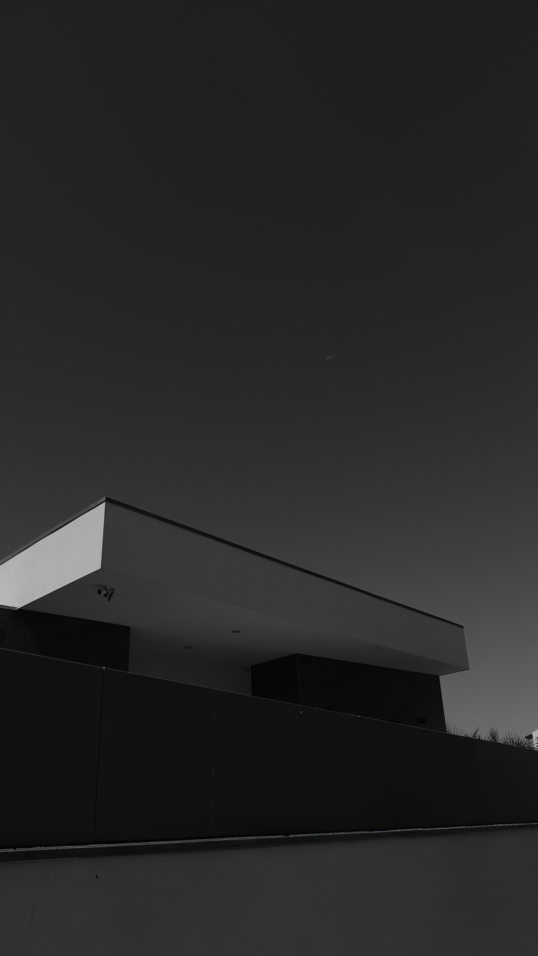 Minimalist Modernism: A Sharp Look at Architecture Against an Expansive Sky