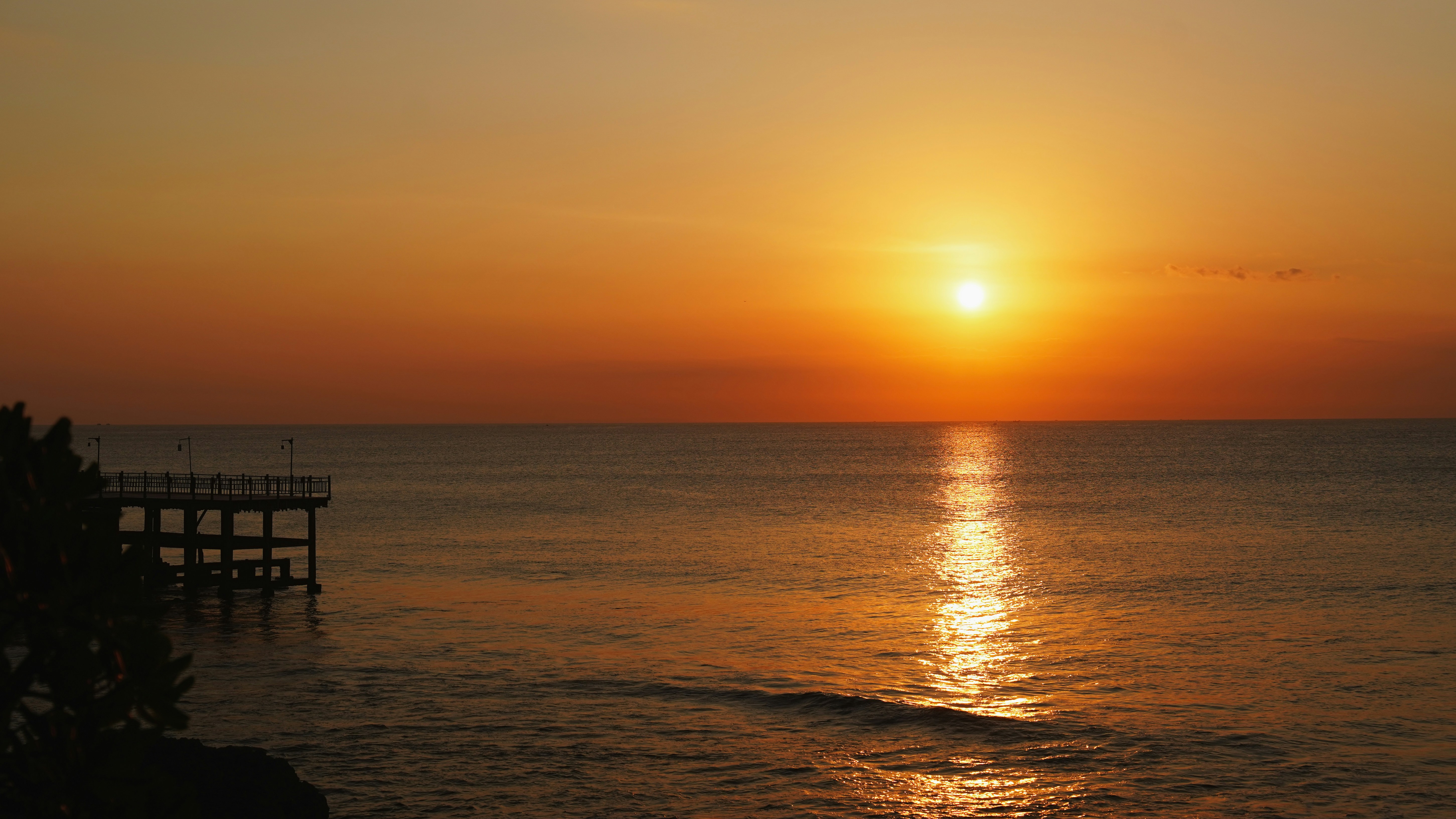 Sunset Pier at Dusk: Quiet Horizon over Calm Seas