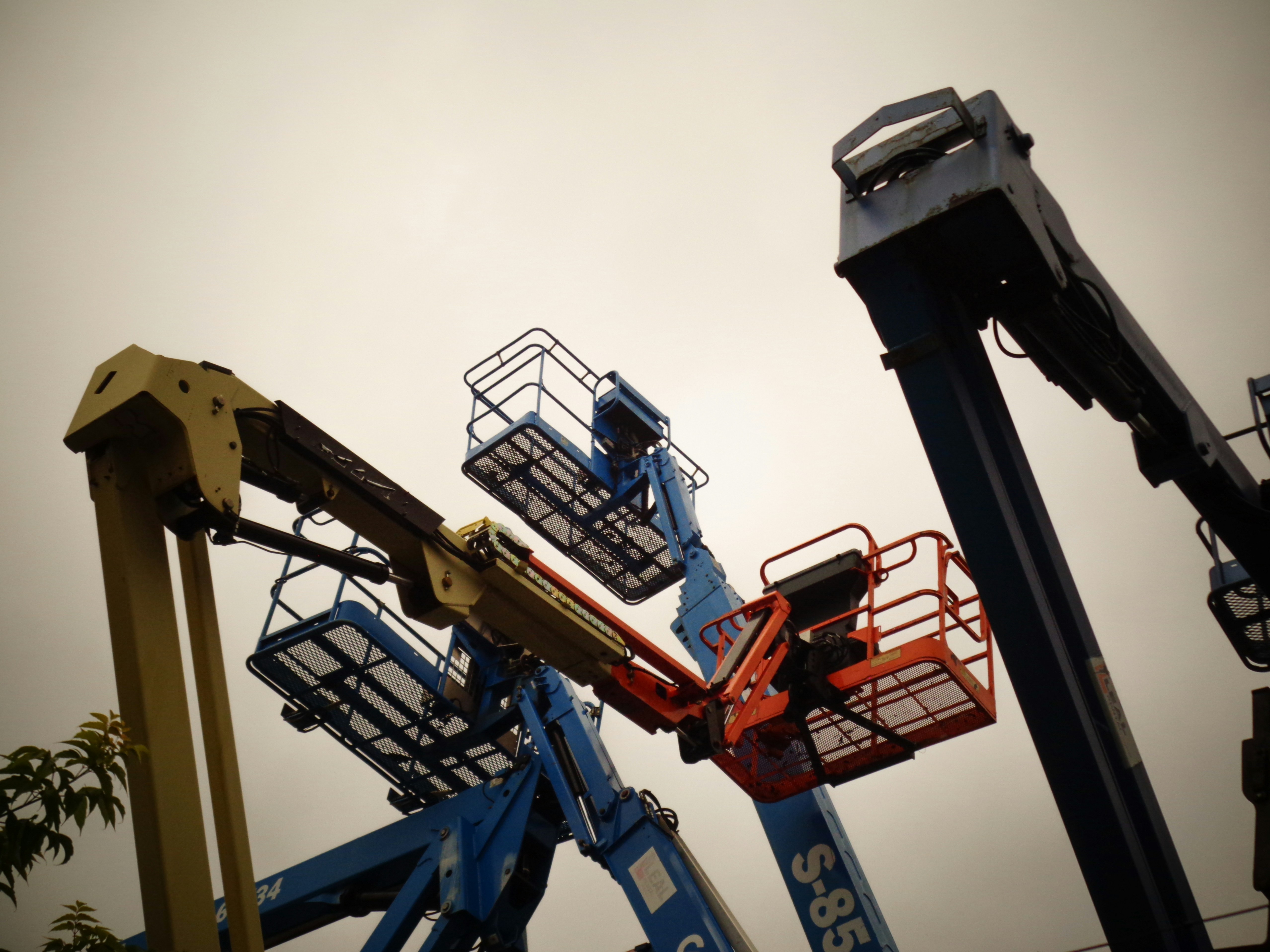 Crisscross of suspended platforms: a tense sculpture of carnival machinery