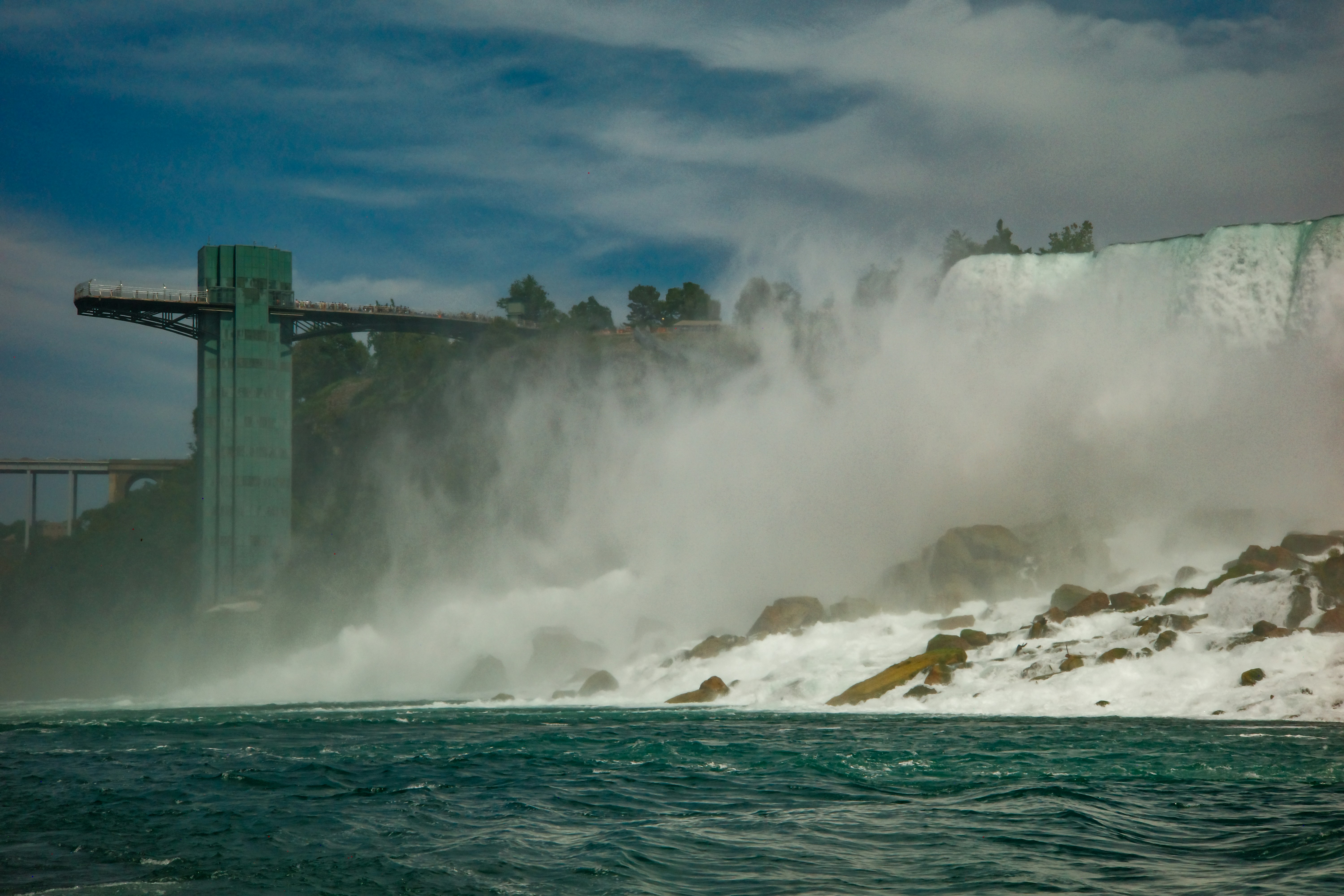 Mist over the Curtain: Hydraulic Power at Niagara