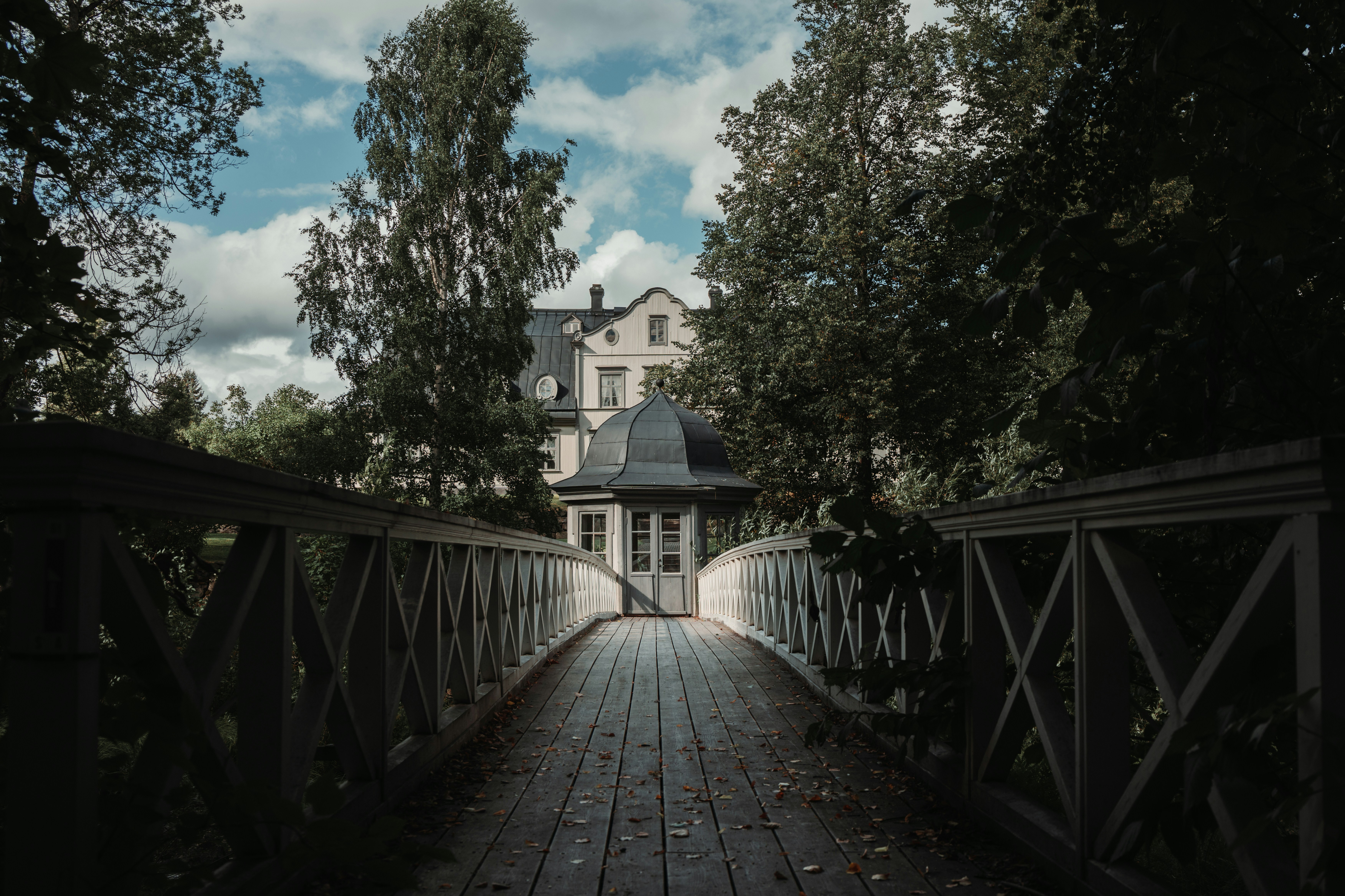 Bridge to a European manor: symmetry and light on a wooden span