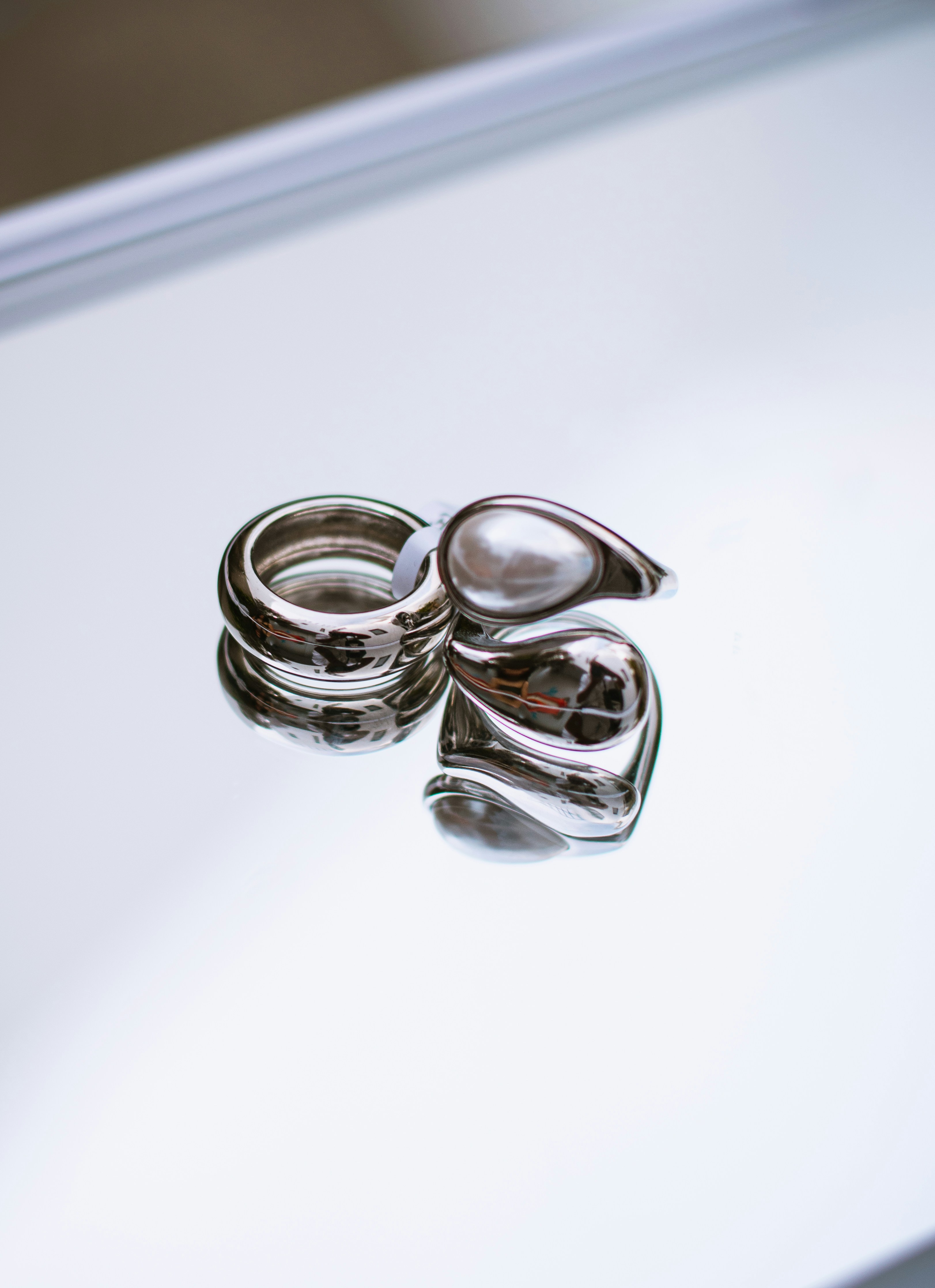 Reflections of Love: A Close-Up of Intertwined Rings on a Mirror