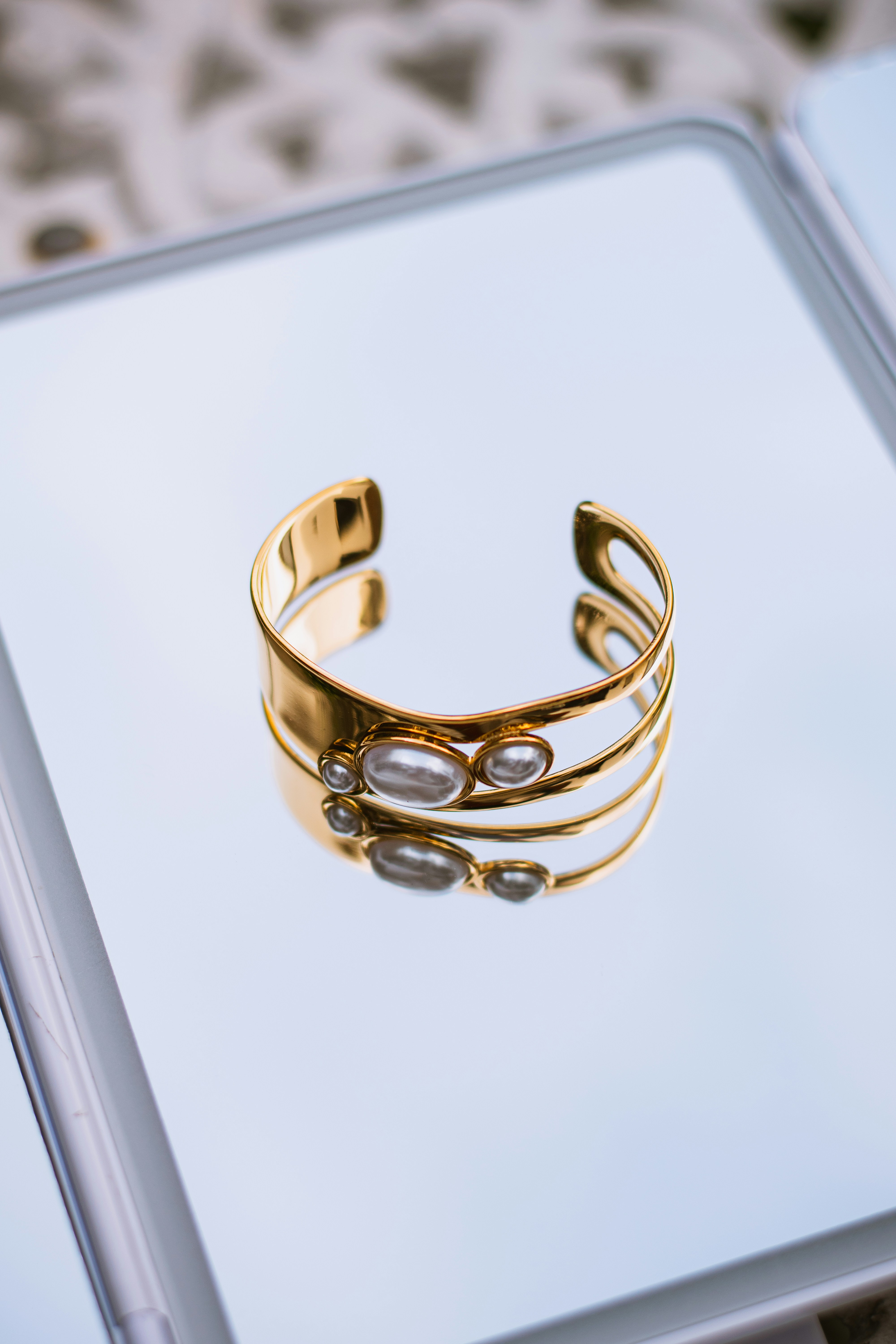 Reflected Gold: An Open-Back Bracelet Reimagined on a Mirror Pane