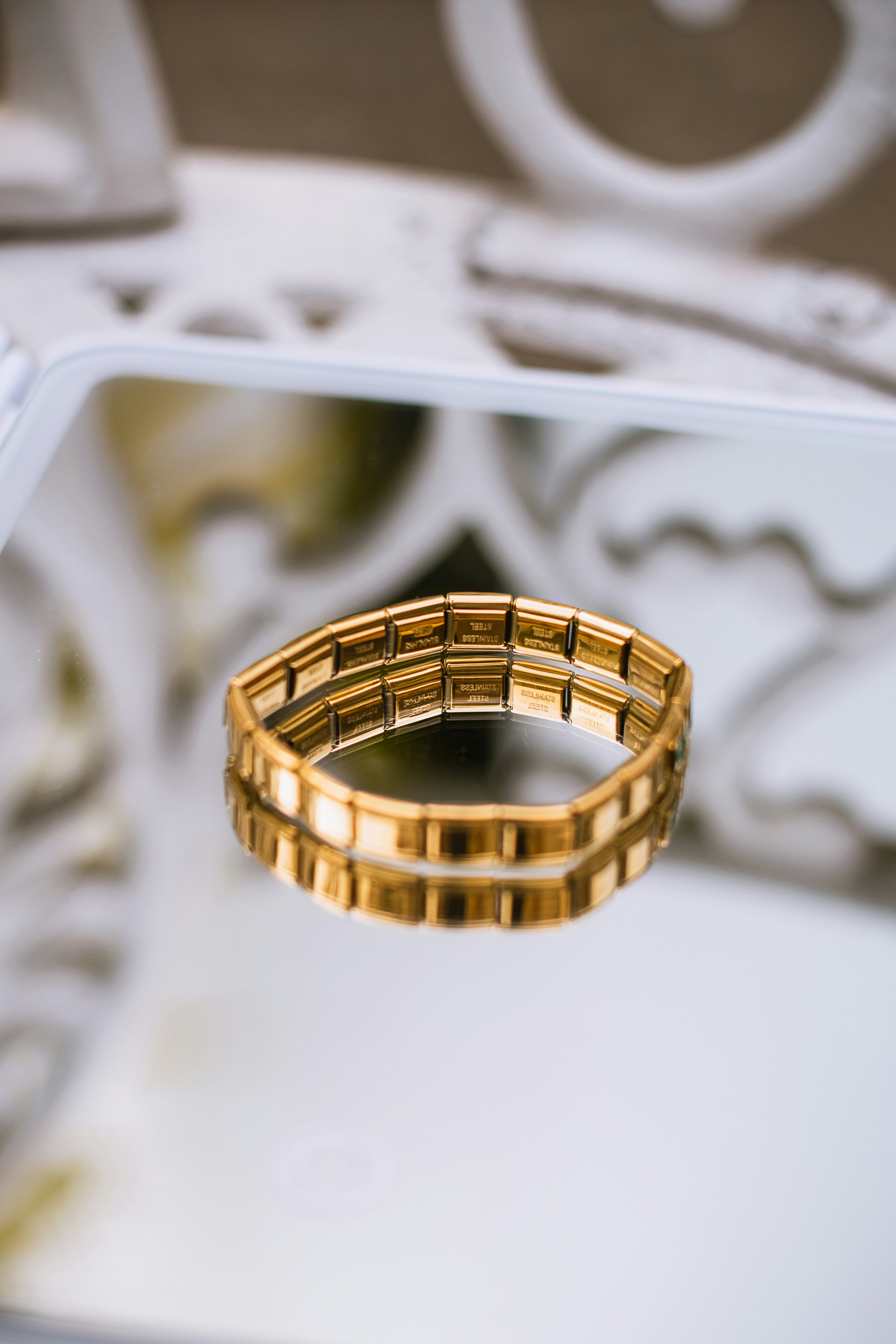 Gold Band in a Ring of Reflection