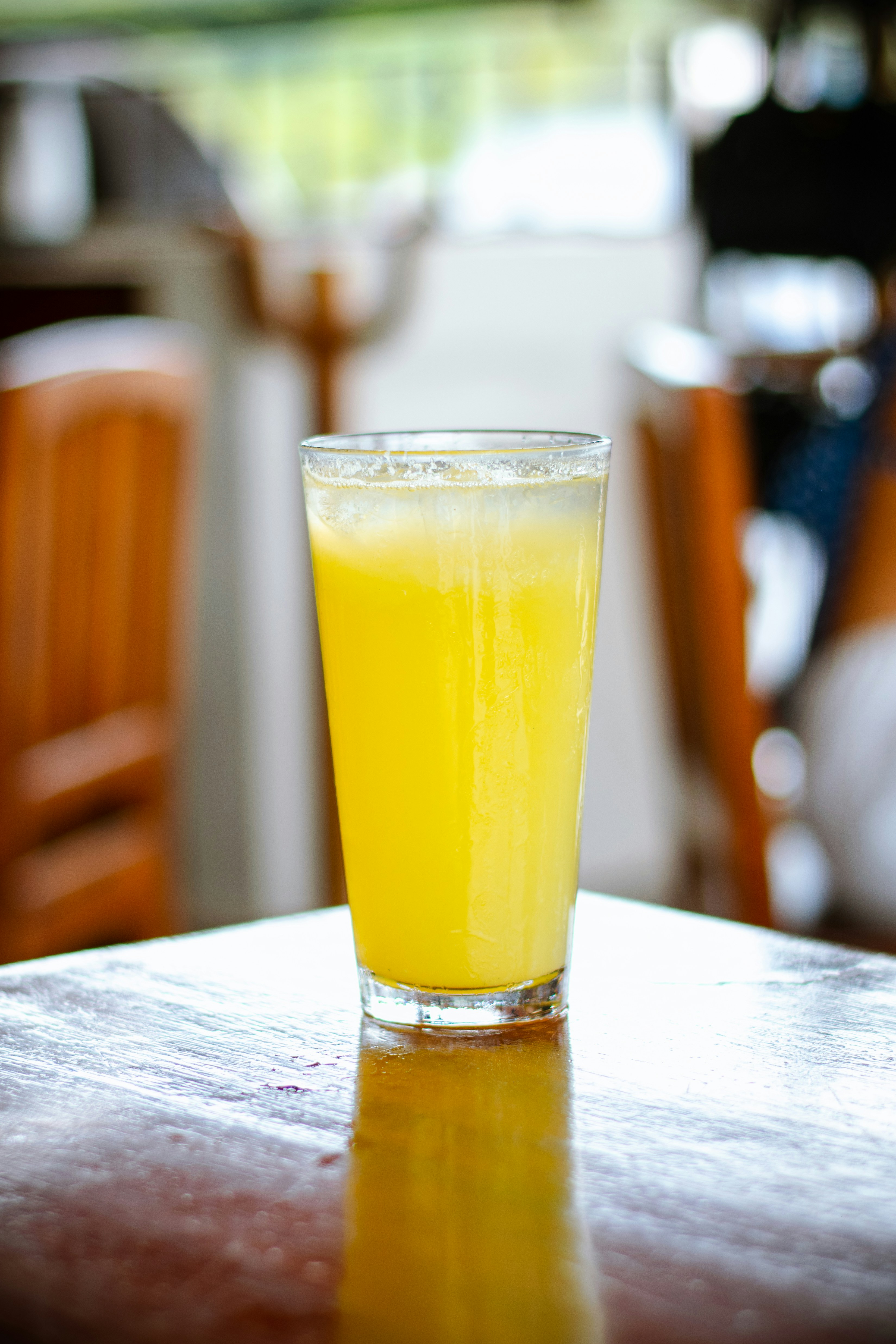 Sunlit Citrus in a Quiet Café